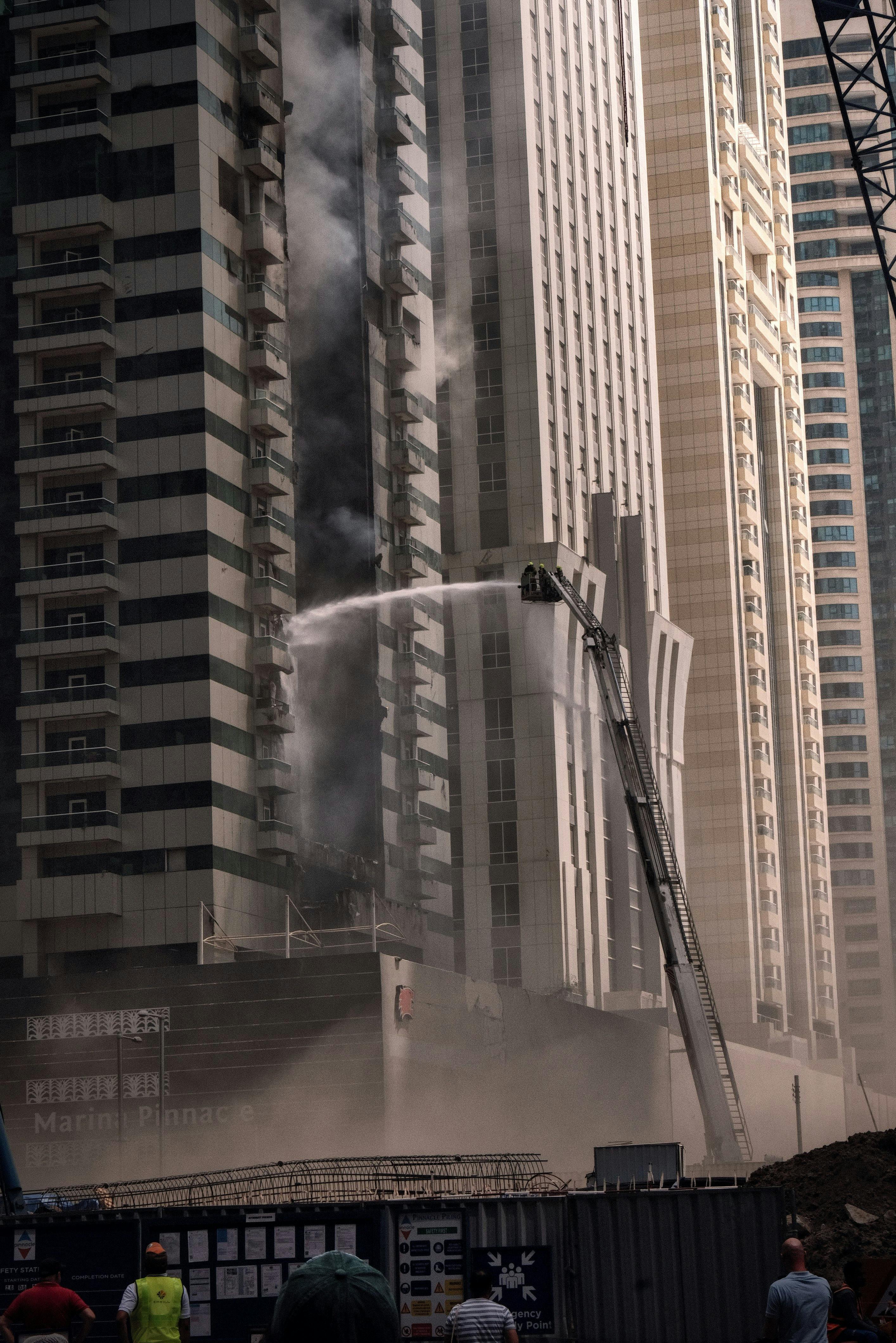 Firefighters Battle High-Rise Blaze in Dubai · Free Stock Photo