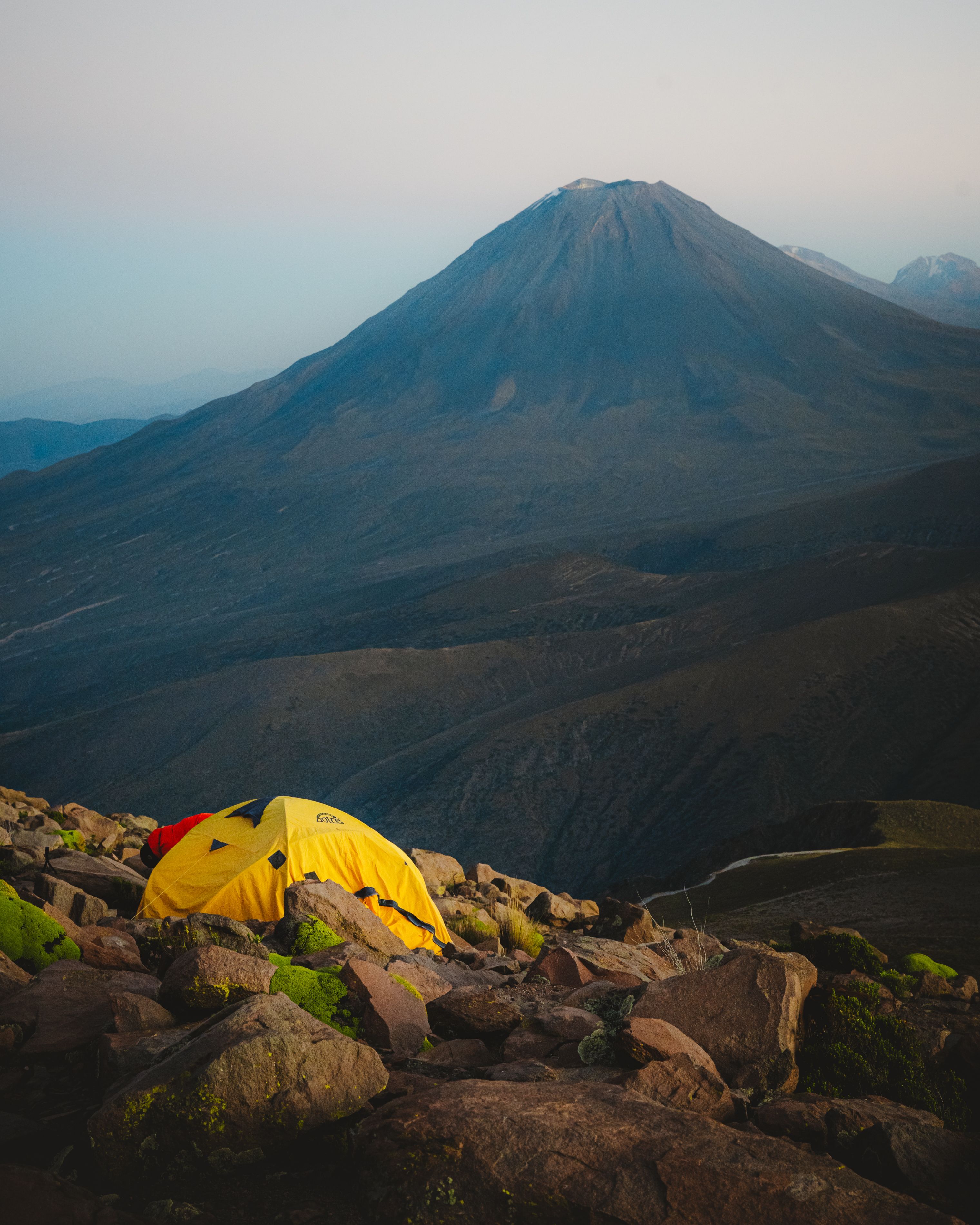 Berkemah Di Kaki Gunung Berapi Misti Di Peru · Foto Stok Gratis