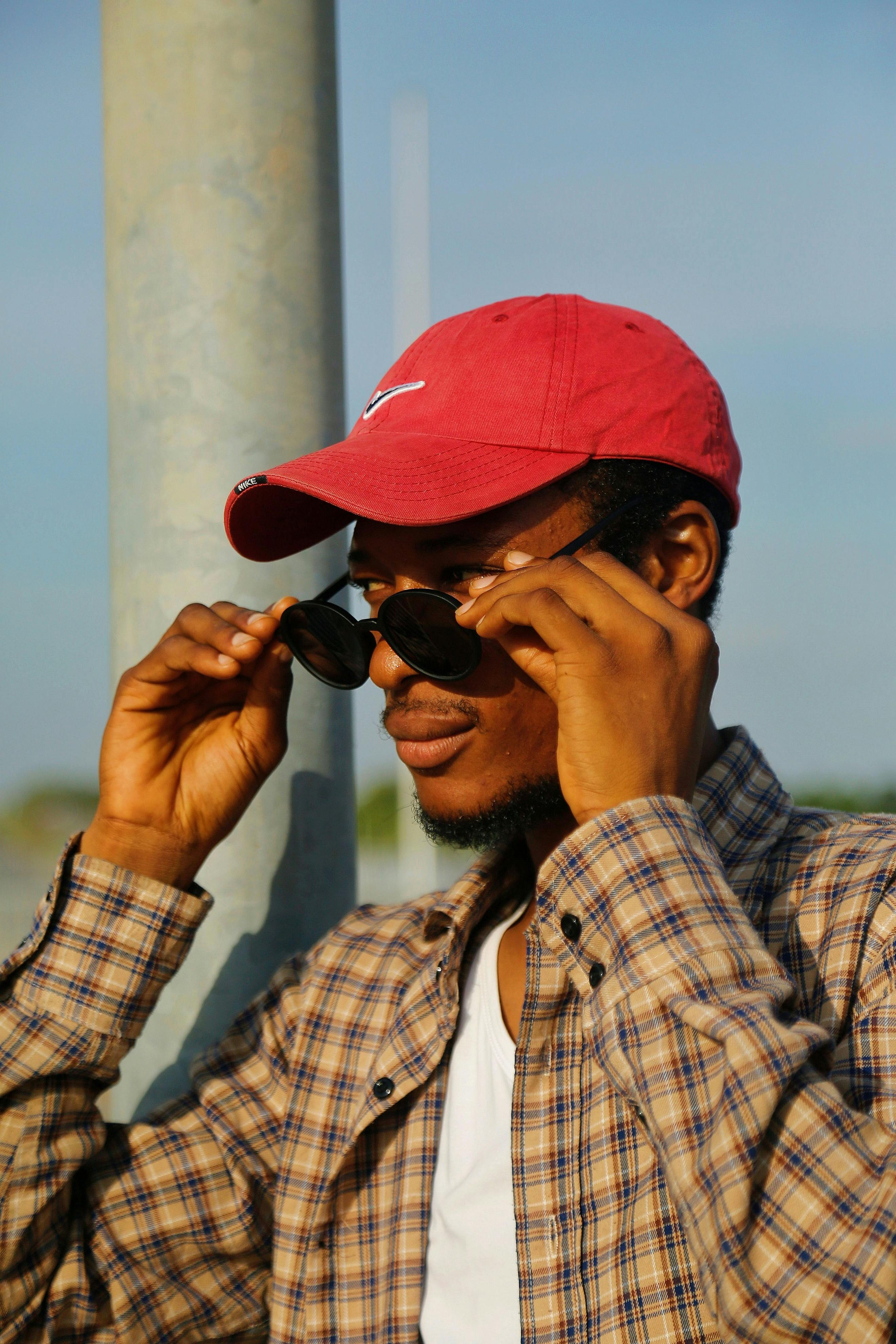 Un Jeune Homme Ajuste Ses Lunettes De Soleil à L'extérieur à Abuja ...