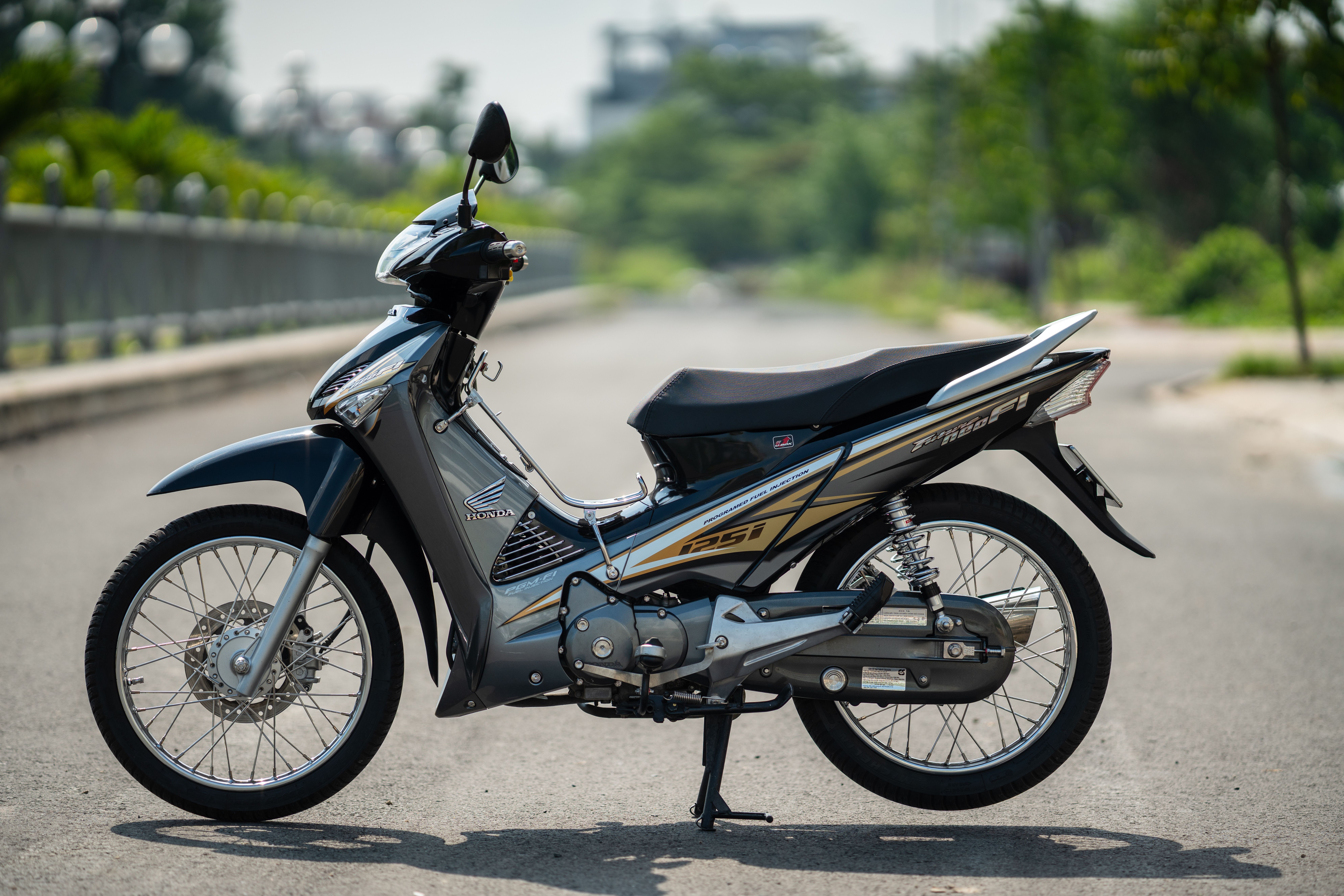 High-Performance Motorcycle Parked Outdoors · Free Stock Photo