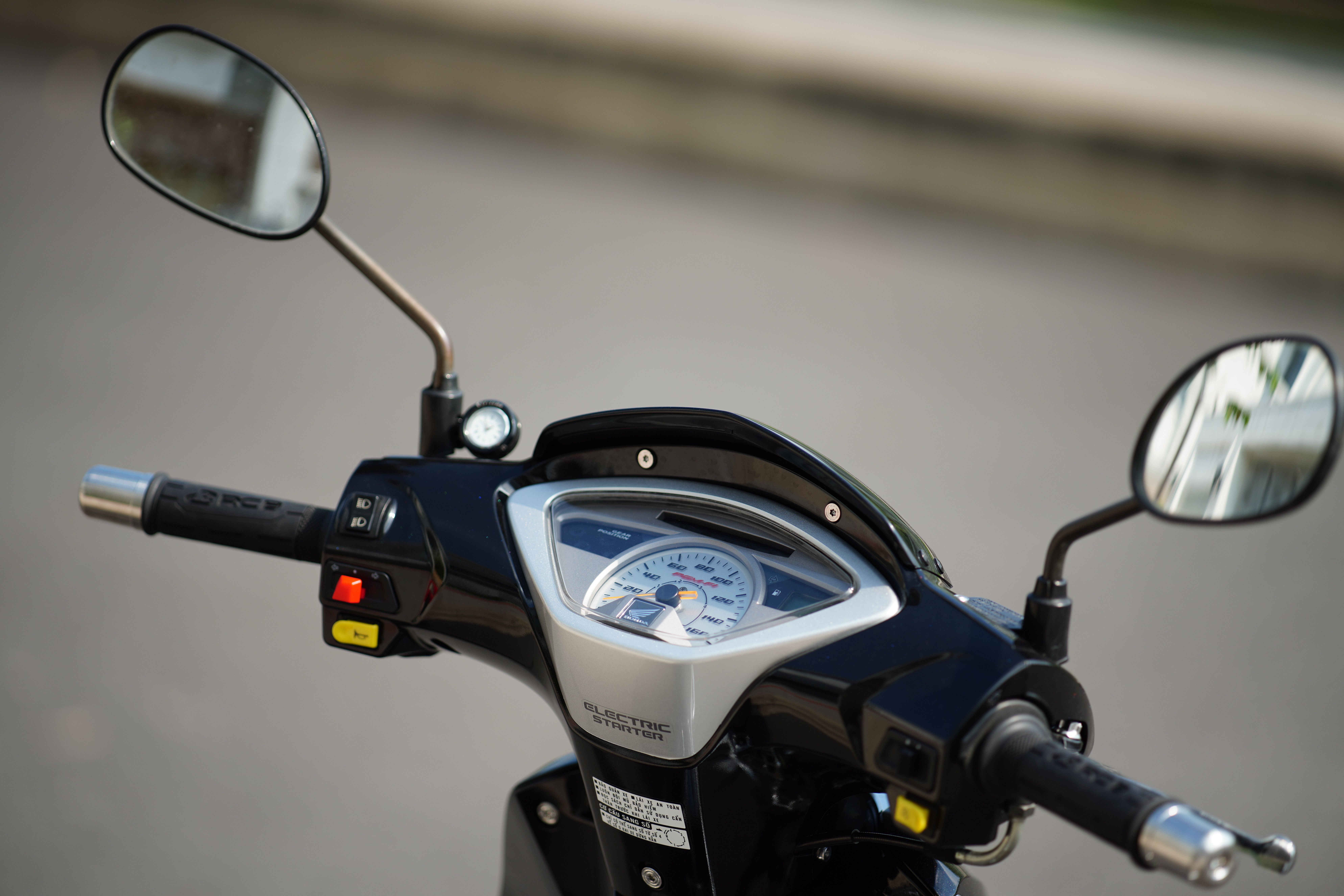 Close-Up of Electric Scooter Handlebars Outdoors · Free Stock Photo