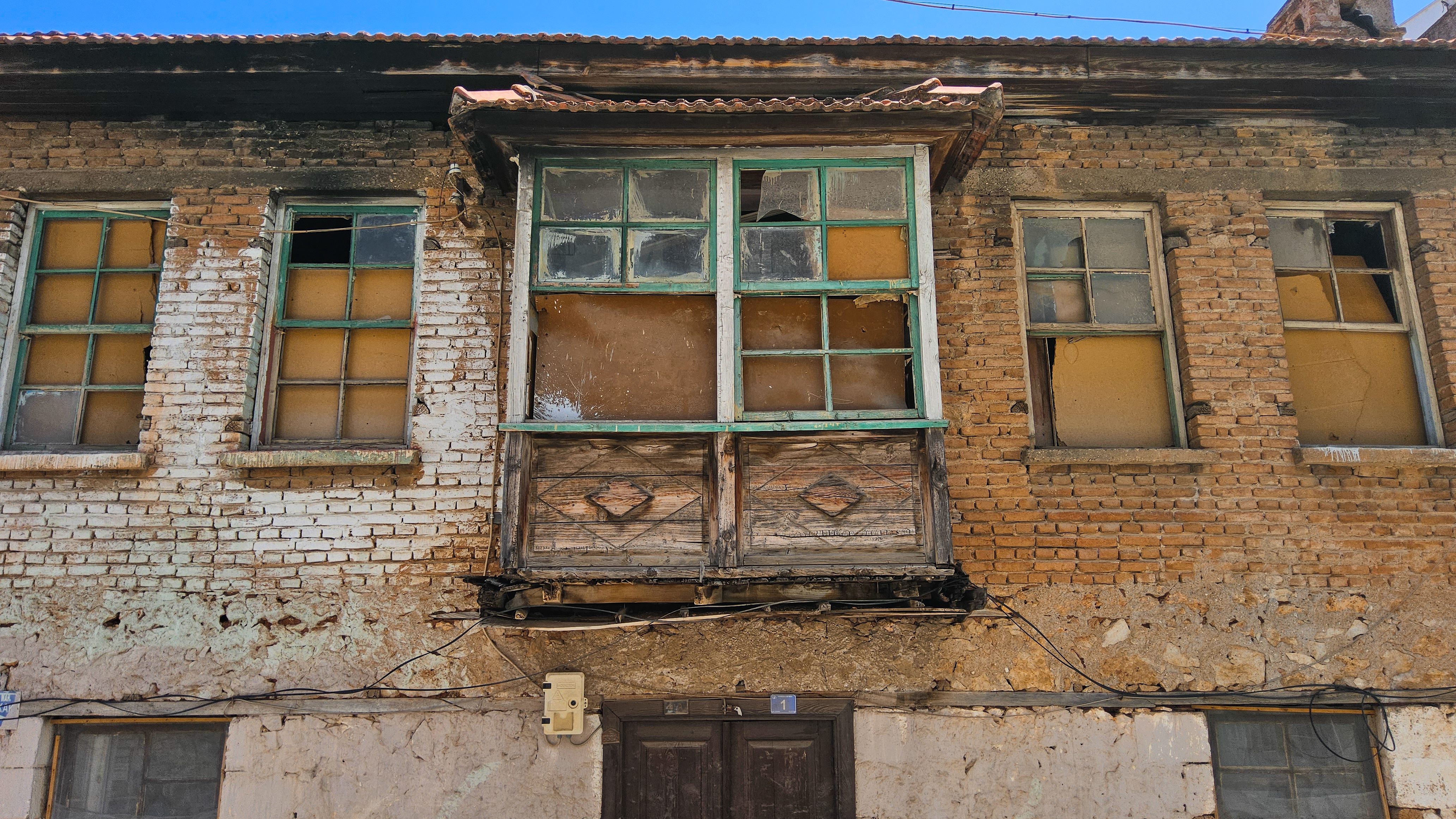 Decaying Wooden House · Free Stock Photo