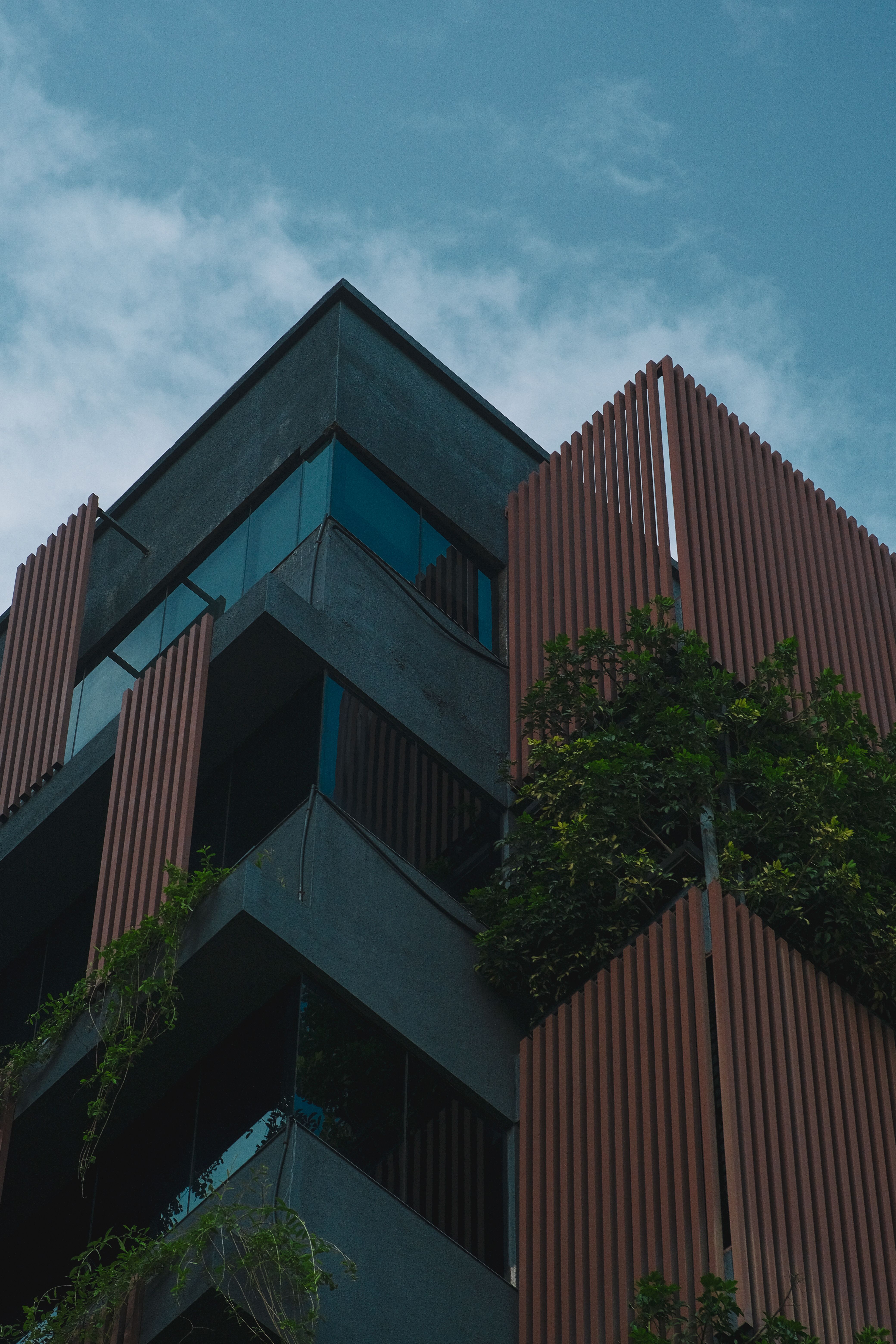 Modern Tropical Building with Lush Greenery · Free Stock Photo