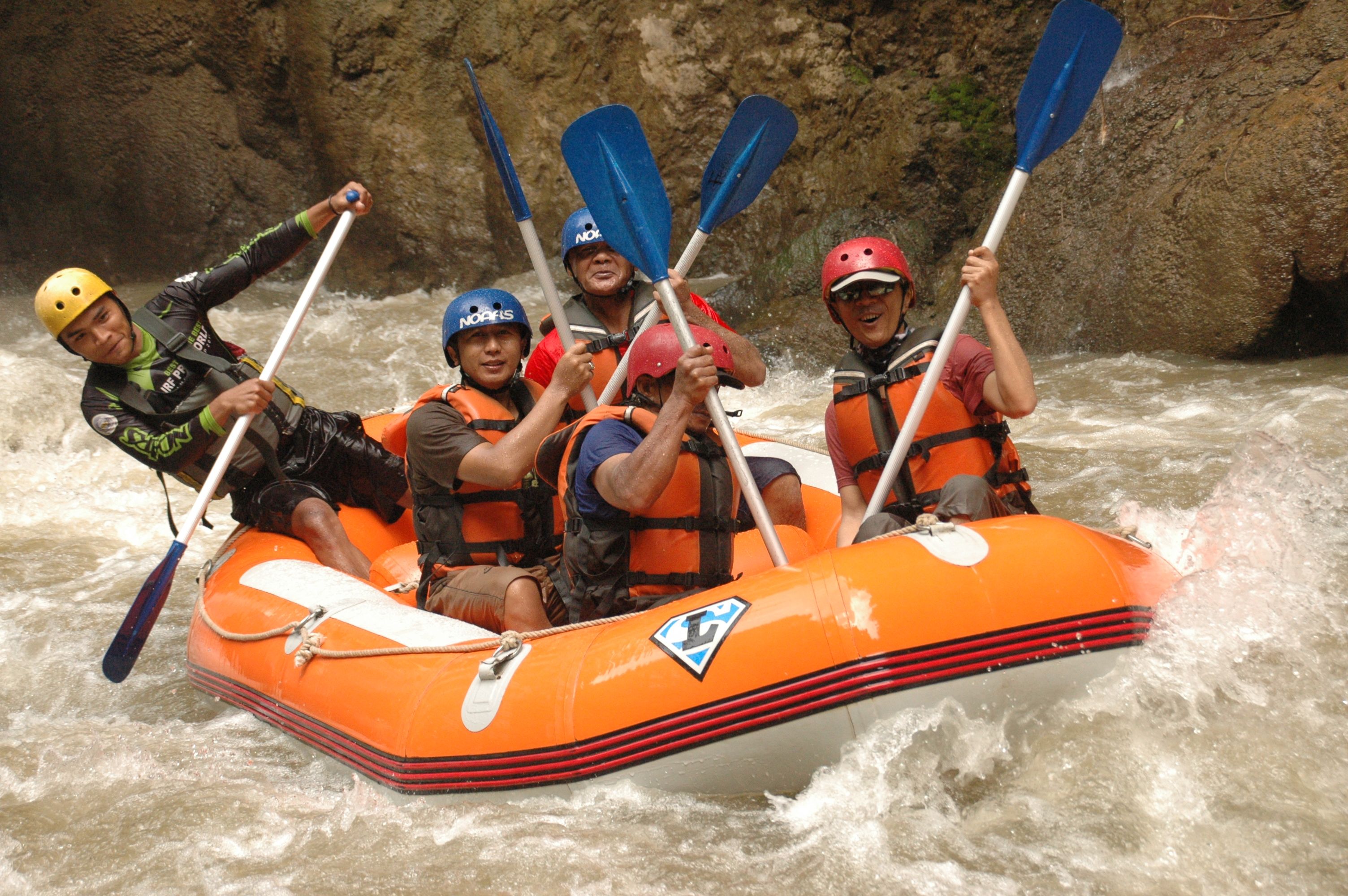 Thrilling Whitewater Rafting Adventure Fun · Free Stock Photo