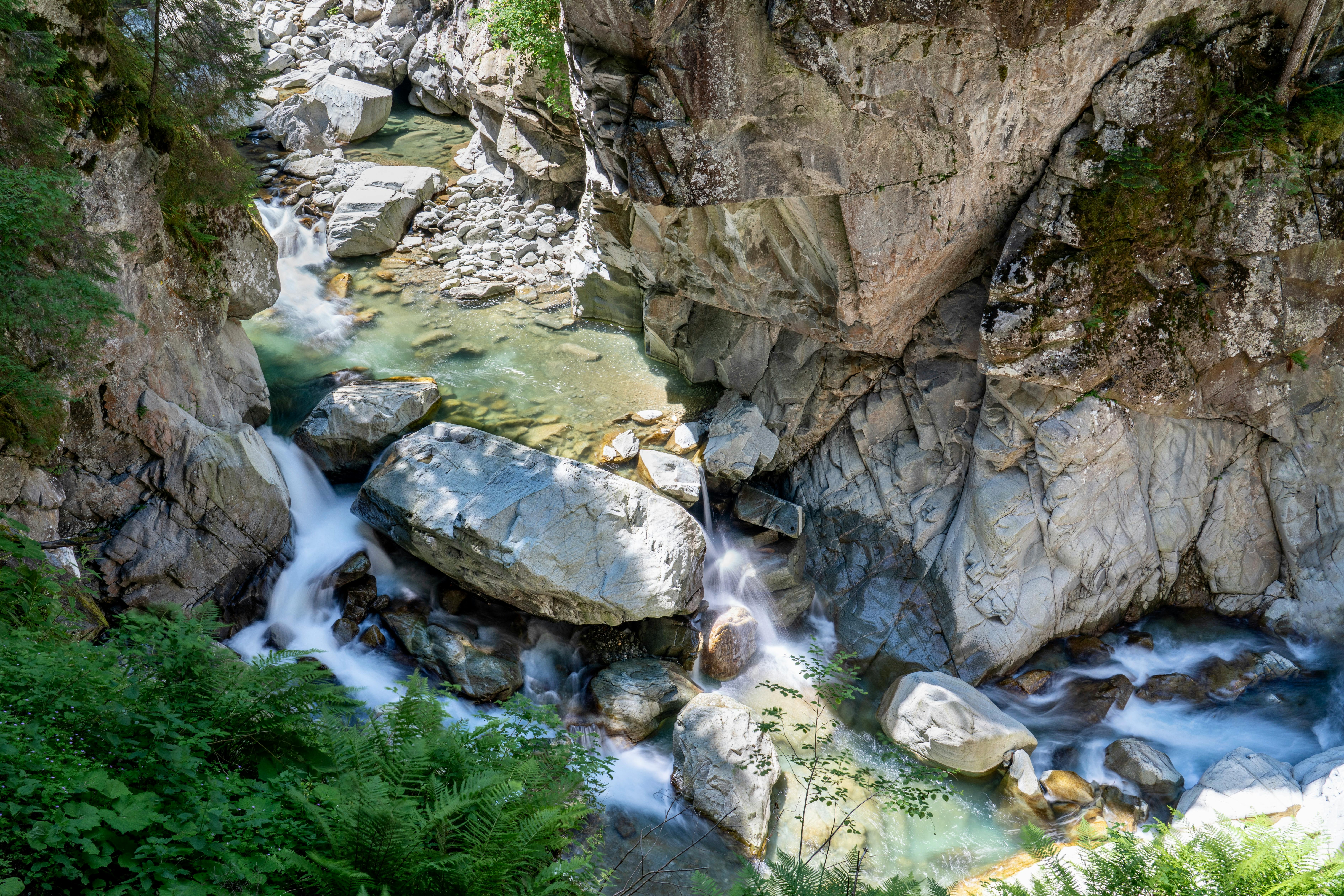 Paisaje Escénico De Río Rocoso Con Agua En Cascada · Foto de stock gratuita