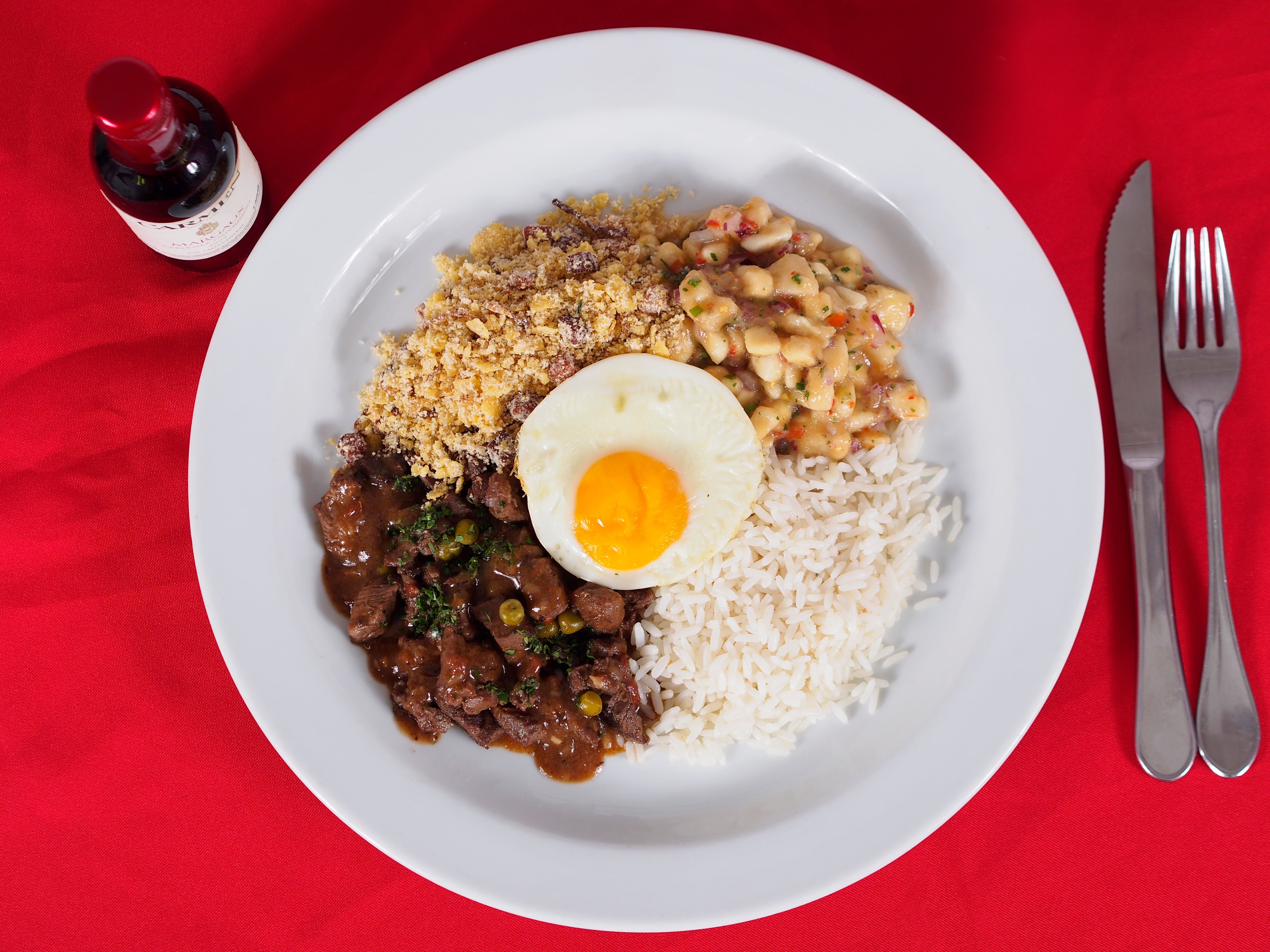 Almoço Tradicional Brasileiro Com Carne, Arroz, Ovo E Farofa · Foto ...