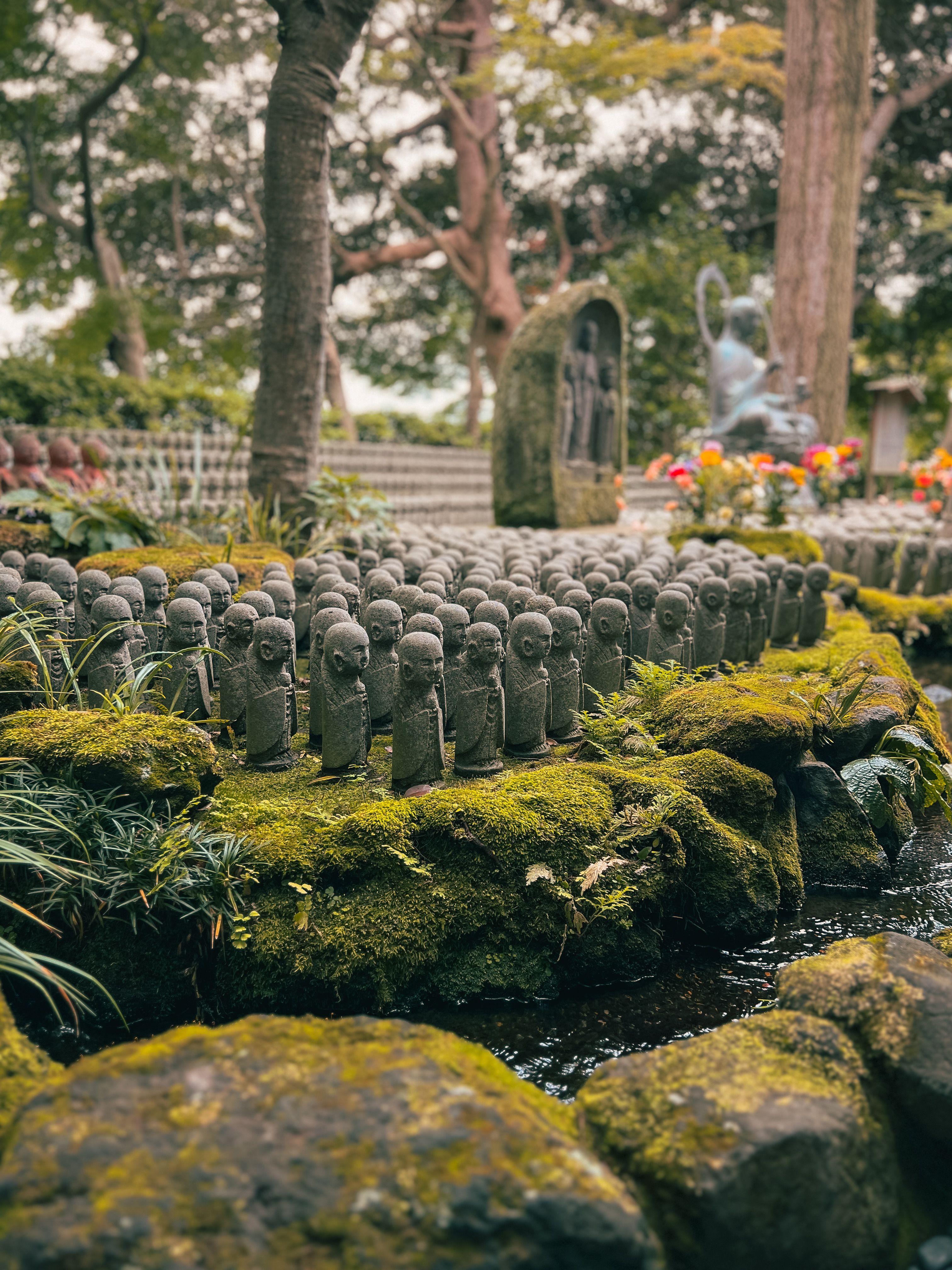 Serene Stone Statues in Tranquil Forest Garden · Free Stock Photo