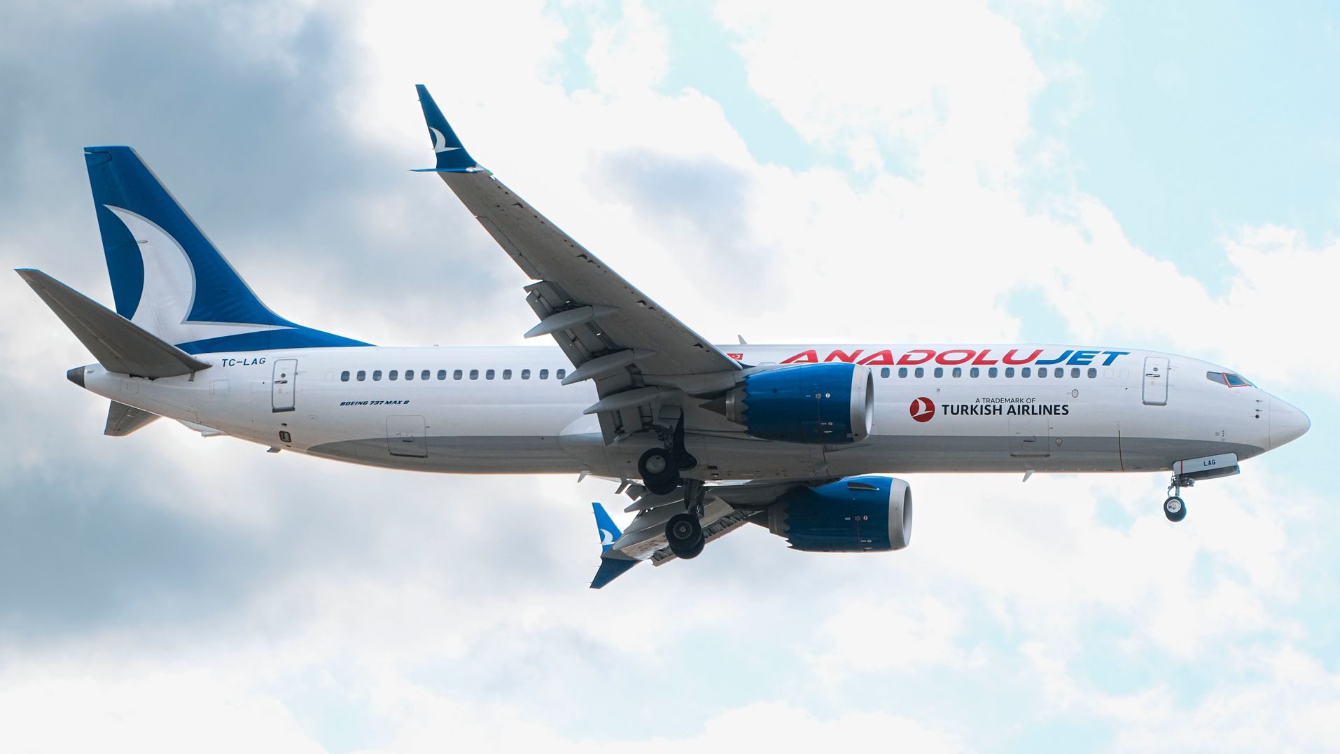 Competition between Airbus and Boeing in aviation market