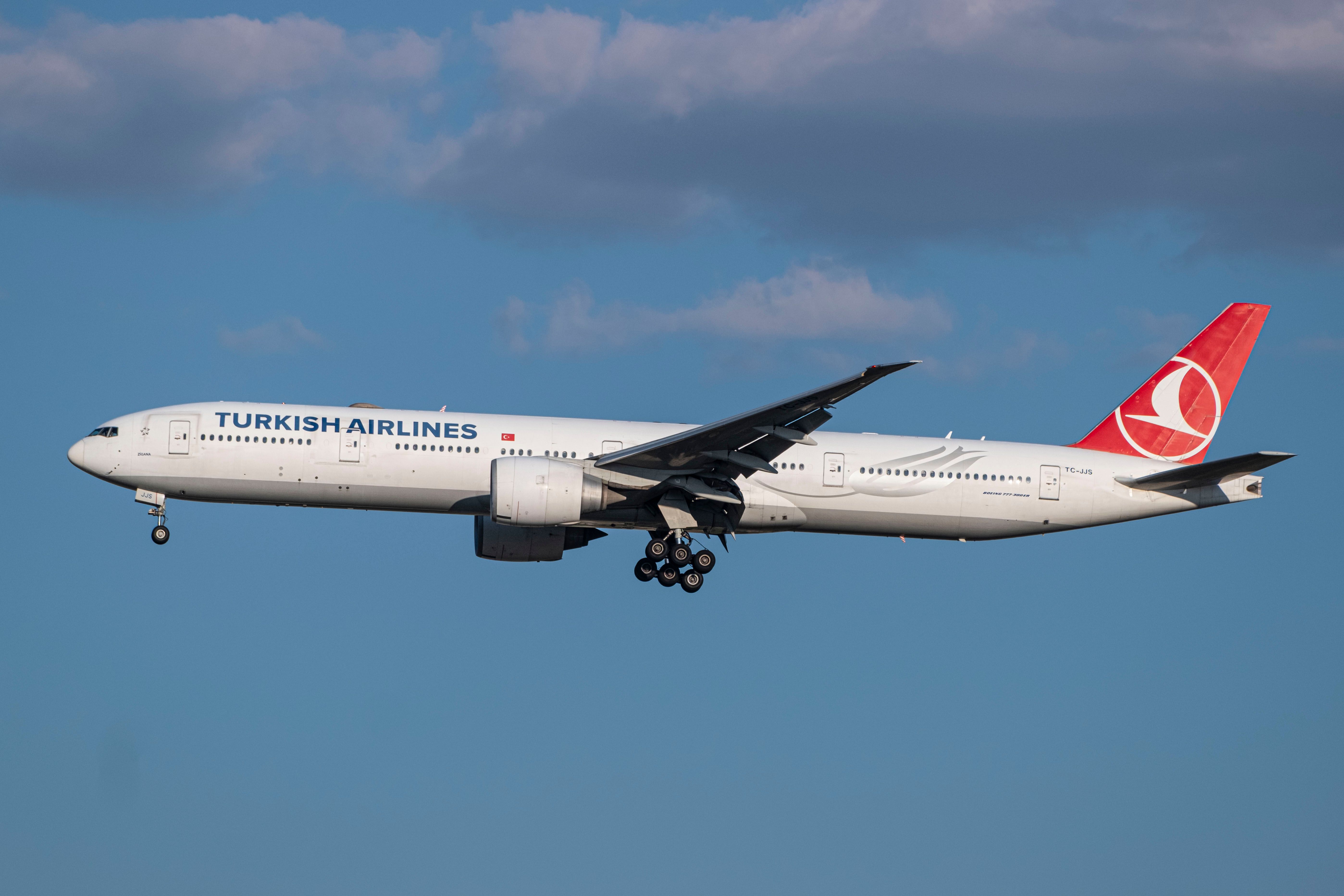 Turkish Airlines Boeing 777 in Flight · Free Stock Photo