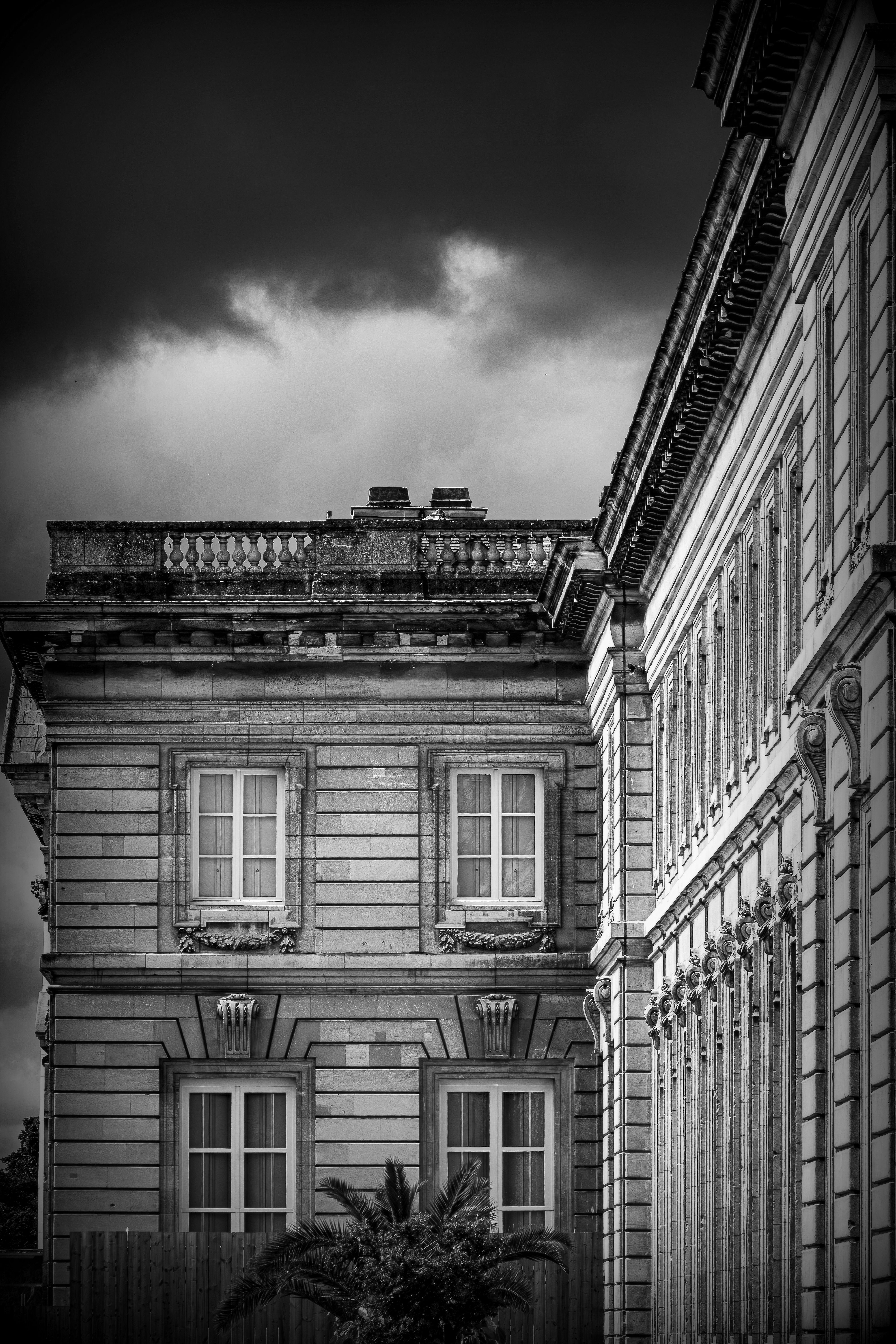 Elegant Historic Building in Dramatic Monochrome · Free Stock Photo