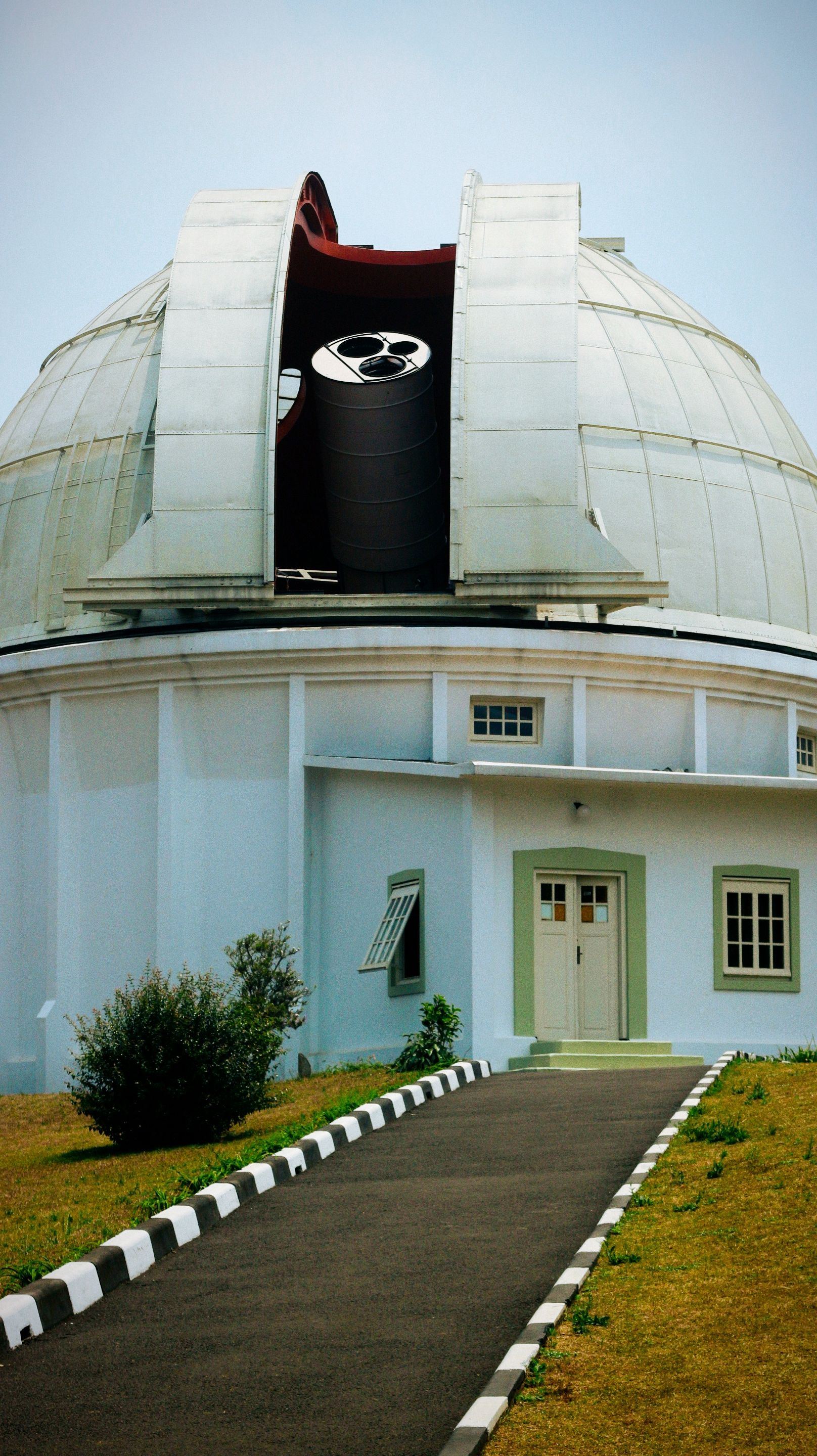 Observatory with Open Dome and Telescope · Free Stock Photo