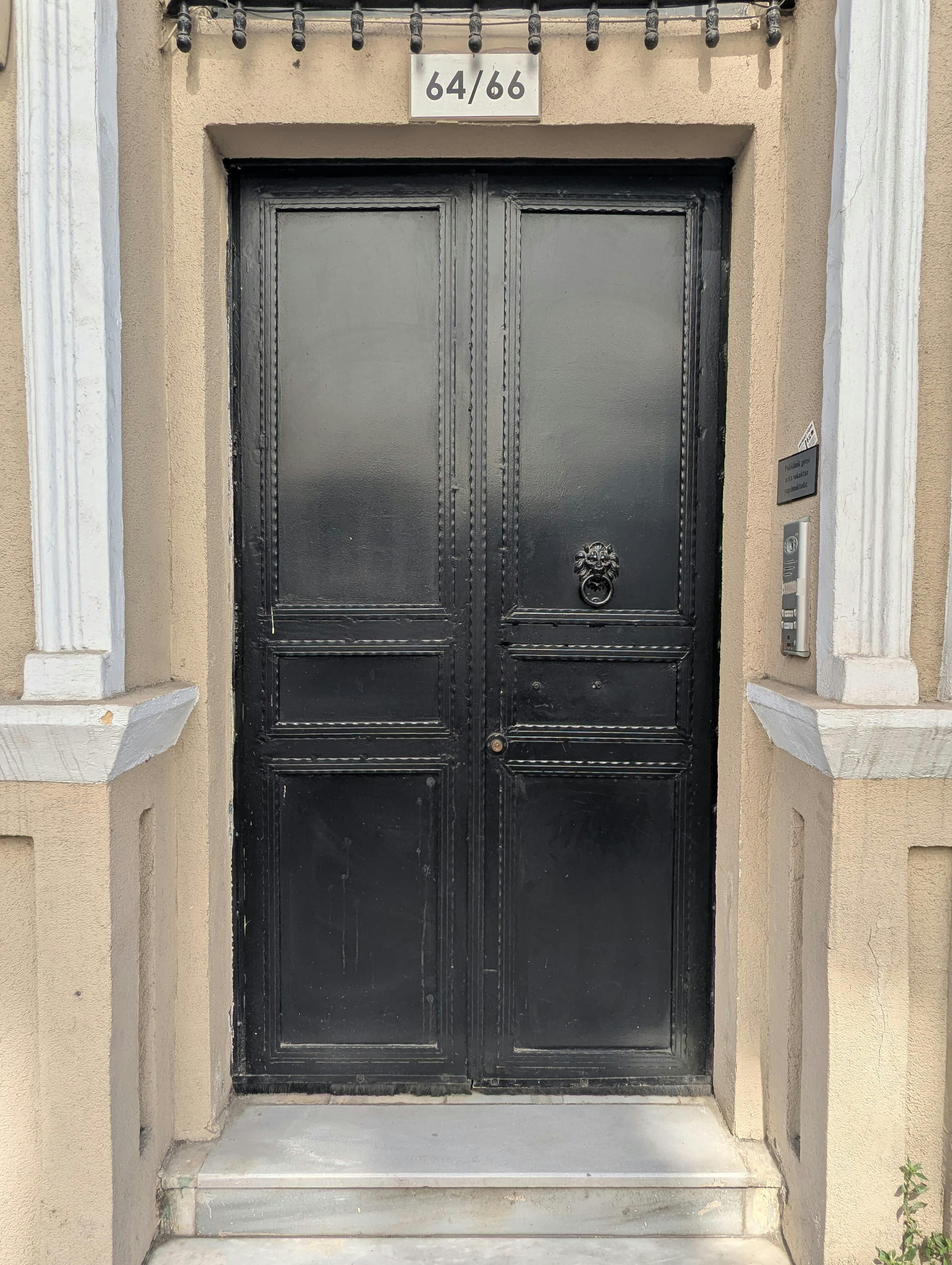 Charming English Cottage Door in Ludgershall · Free Stock Photo