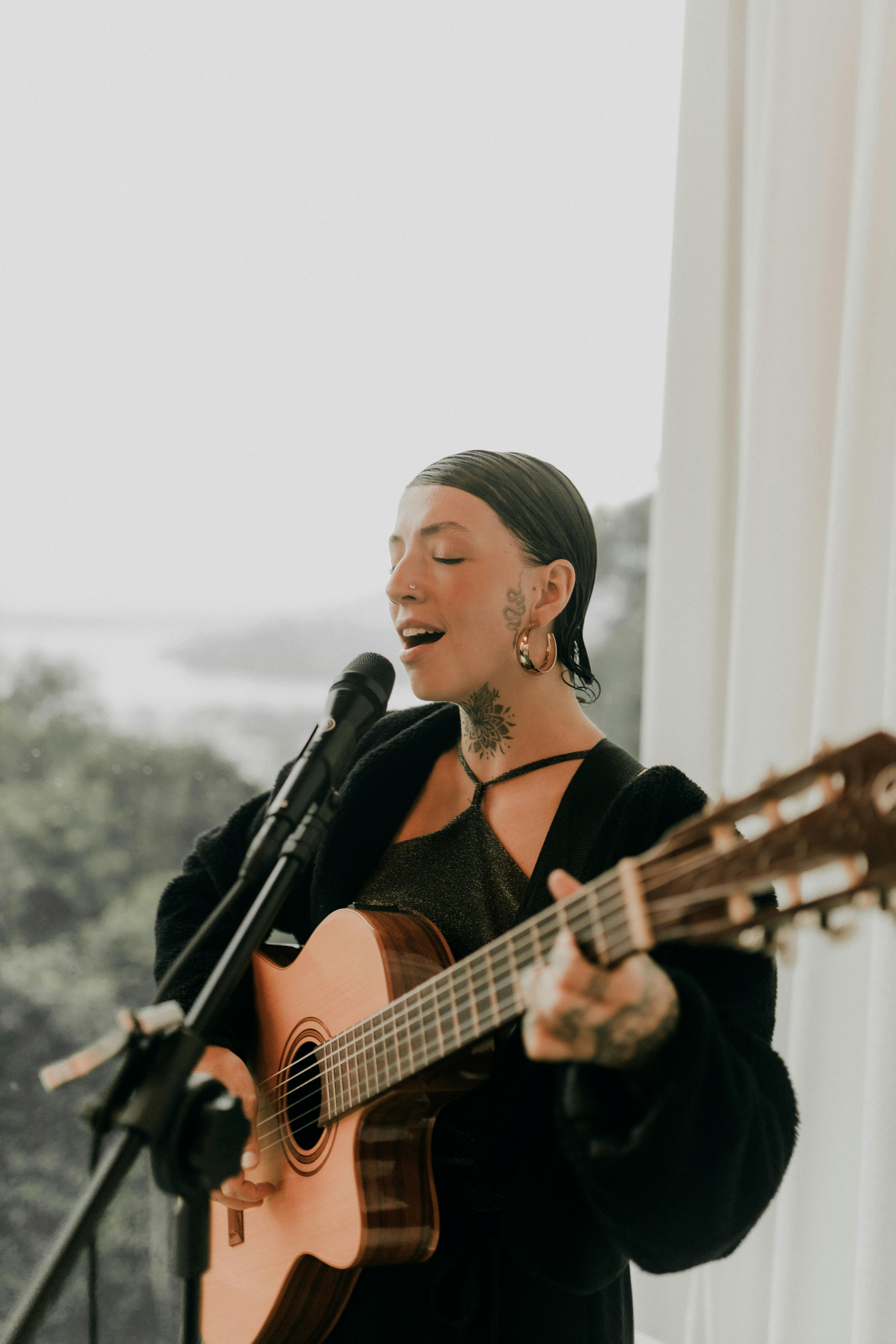 Stadion Singer Photos, Download The BEST Free Stadion Singer Stock ...