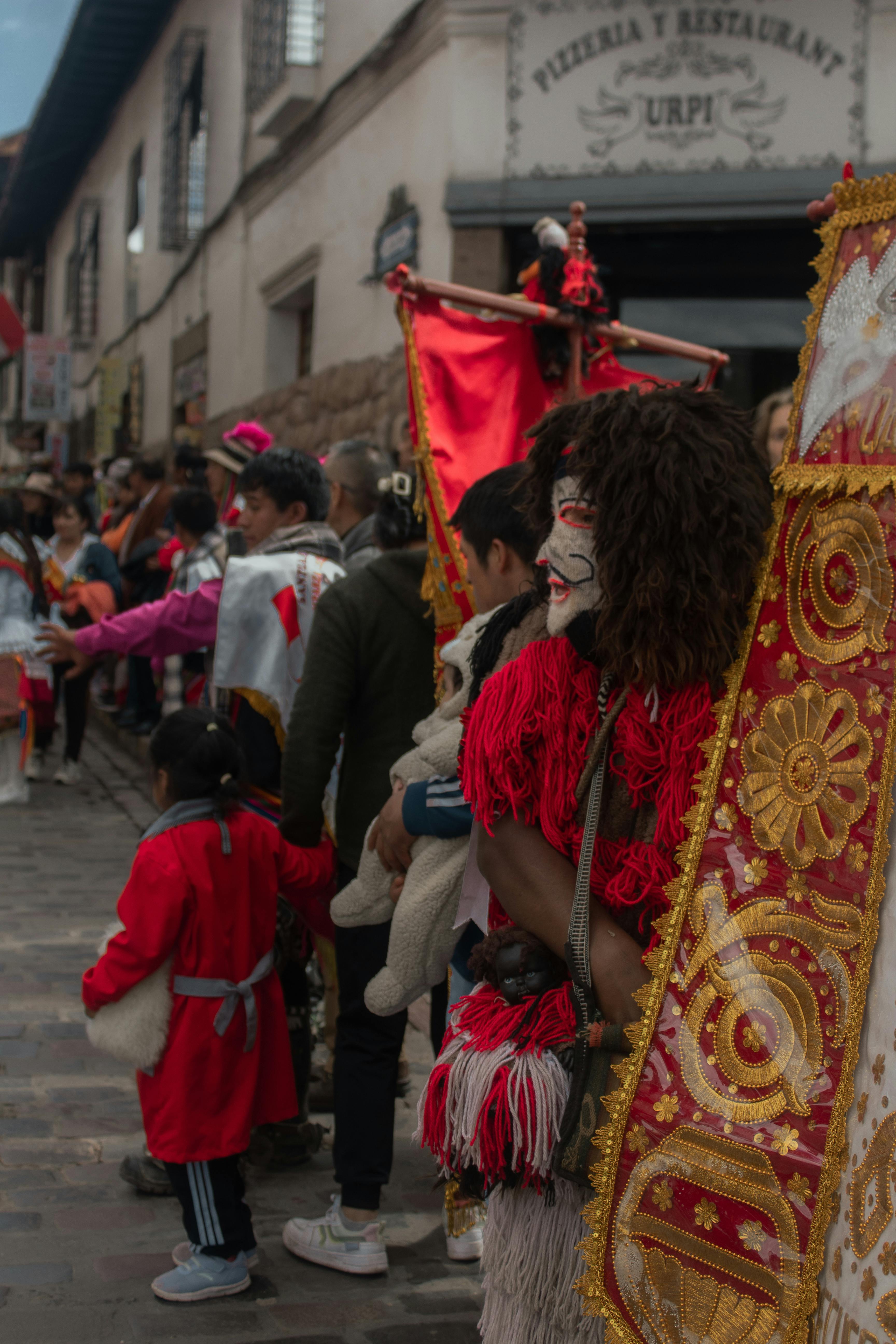 Desfile Festivo Andino Tradicional En Cusco · Foto de stock gratuita