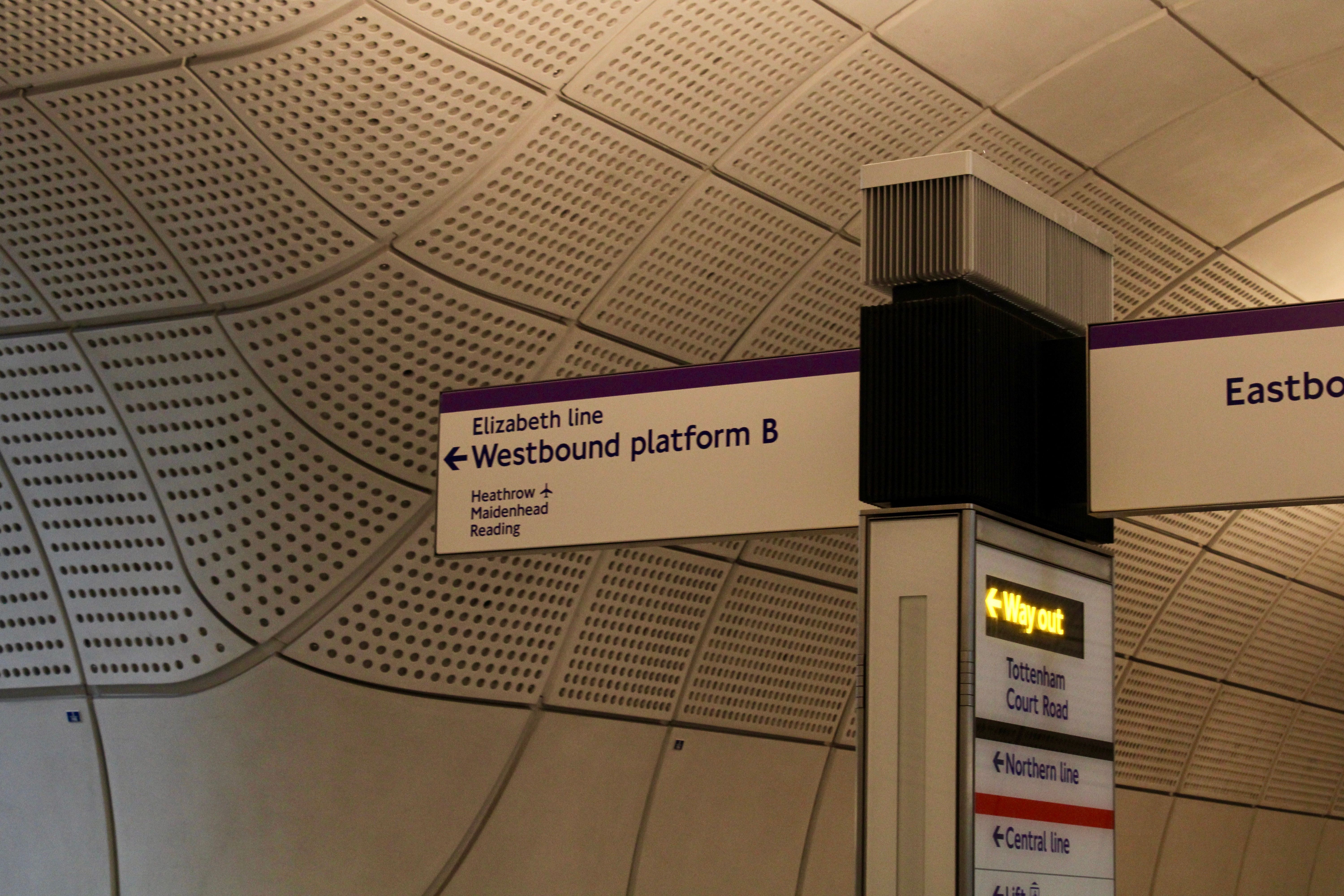 Señalización Moderna De La Línea Elizabeth Del Metro De Londres · Foto ...
