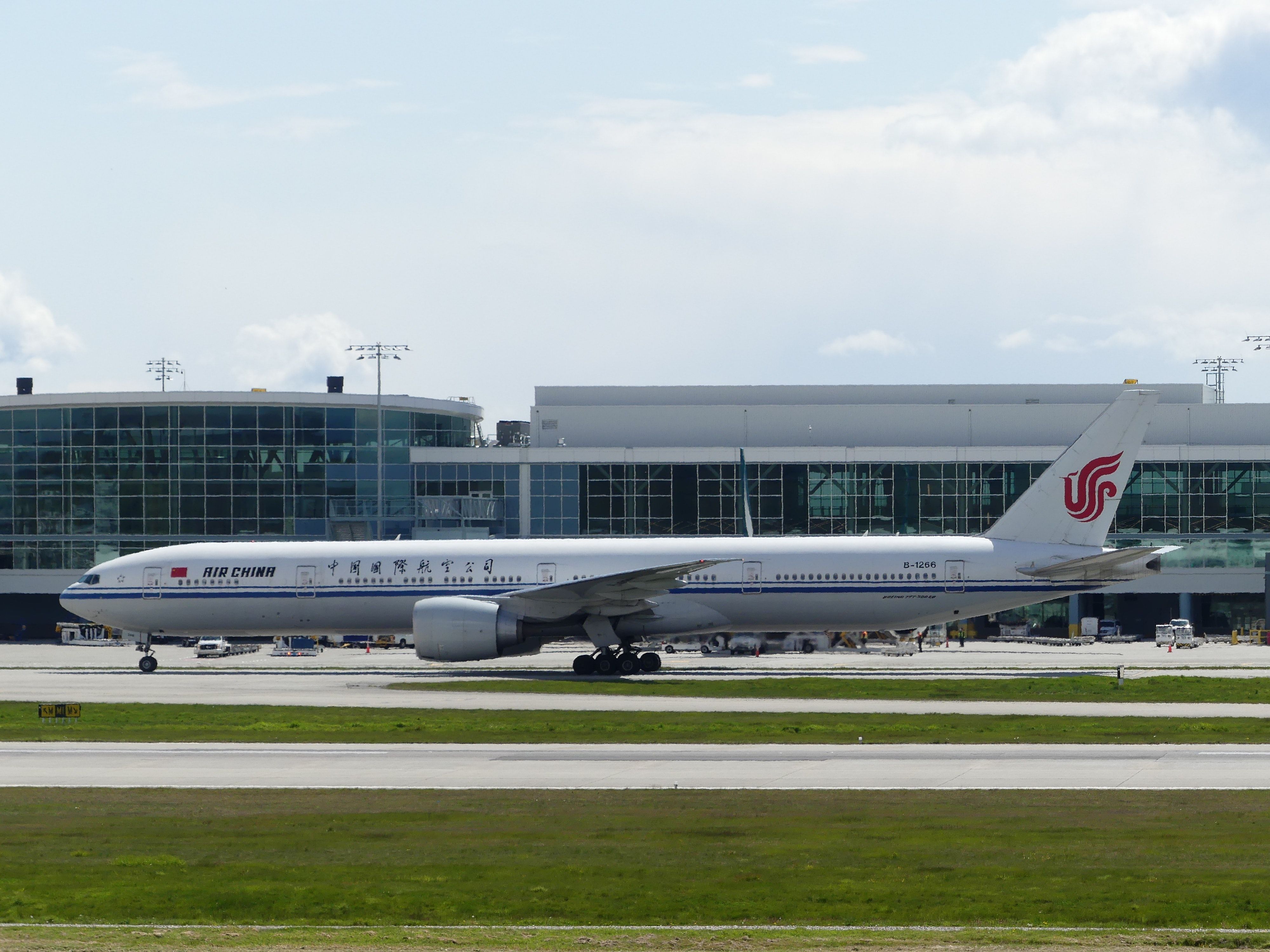 Airplane Accelerating On Runway Photos, Download The BEST Free Airplane ...