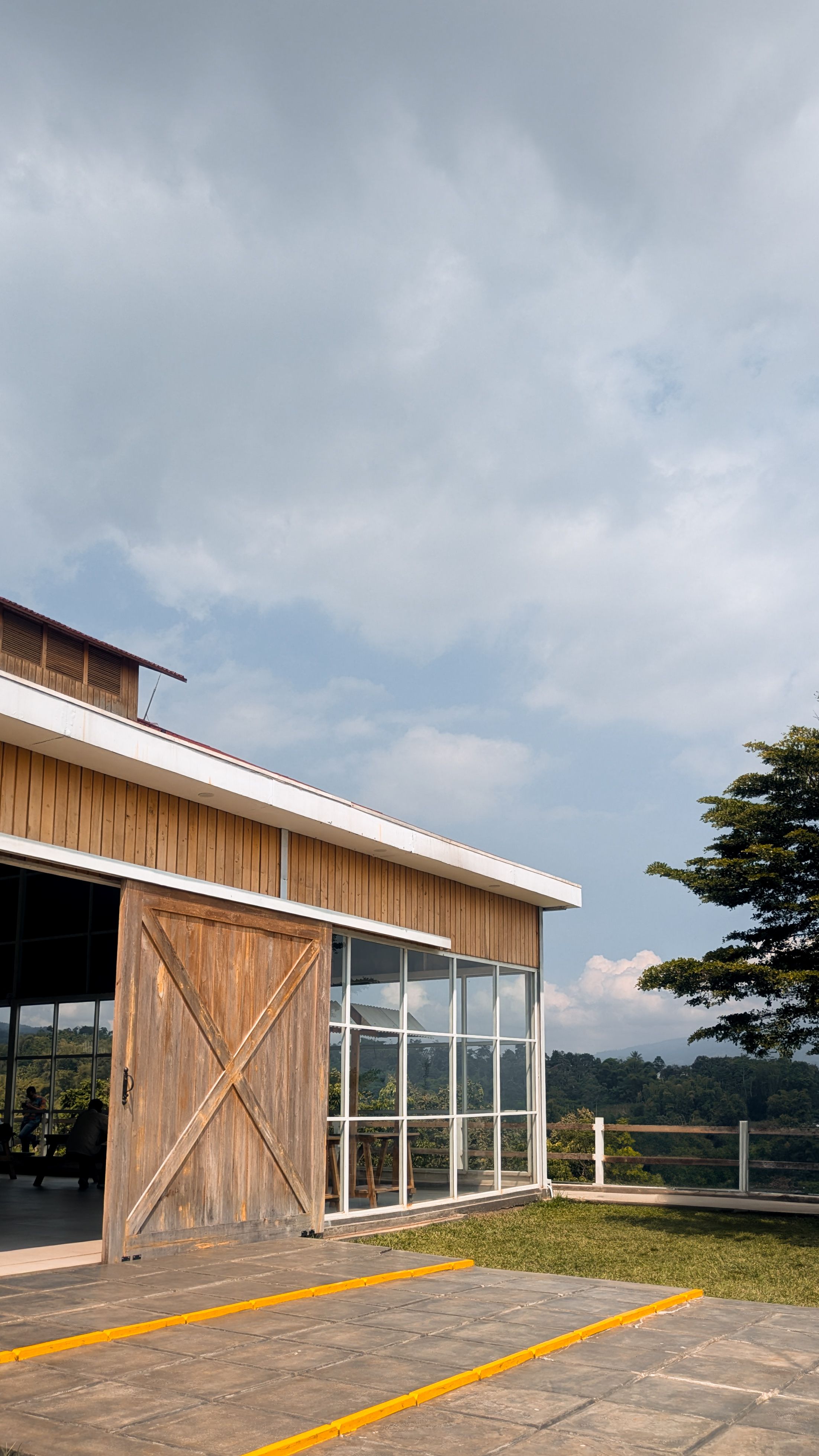 Sunny Countryside Barn with Cloudy Sky · Free Stock Photo