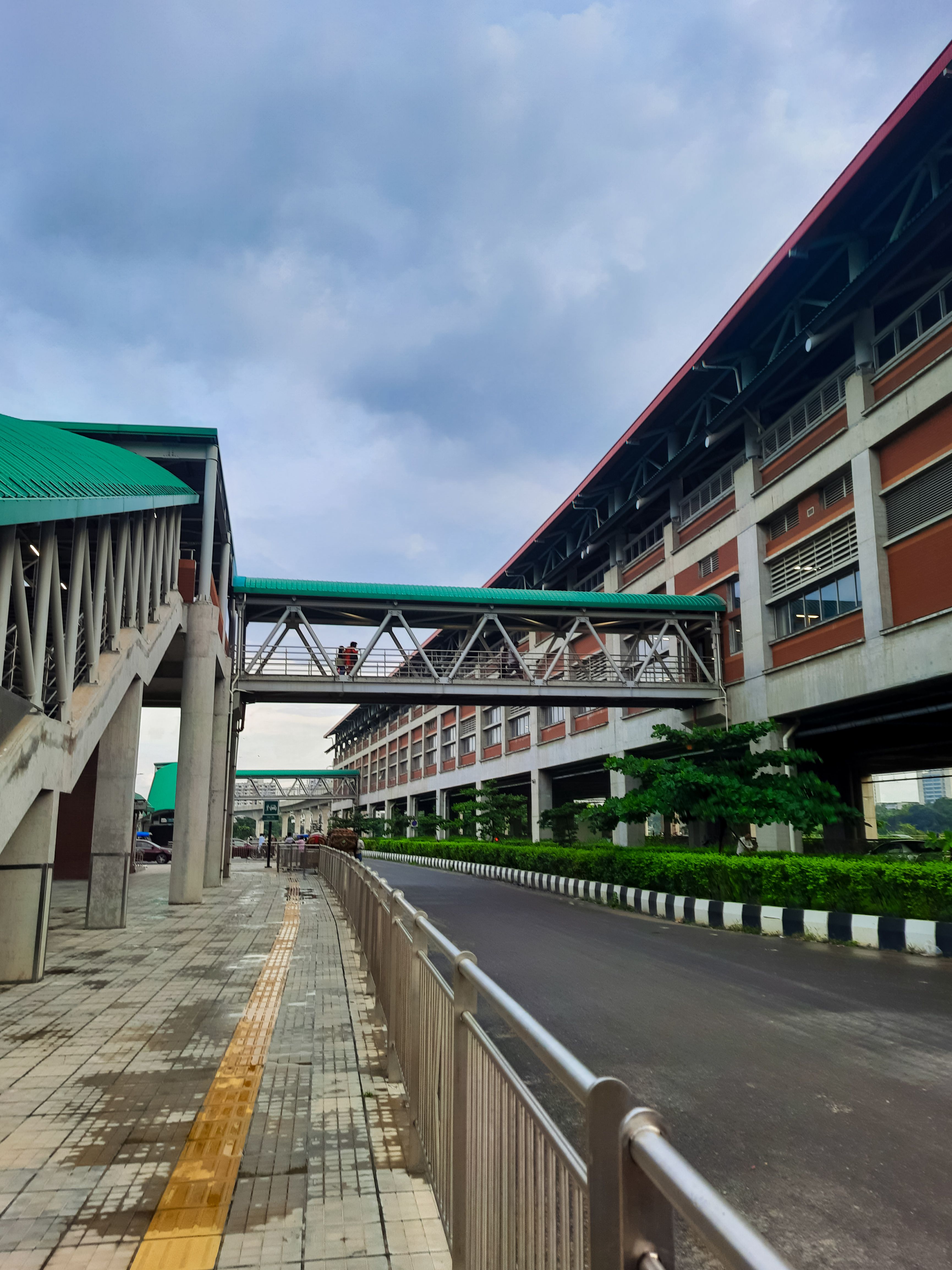 Modern Urban Walkway with Overpass Bridge · Free Stock Photo