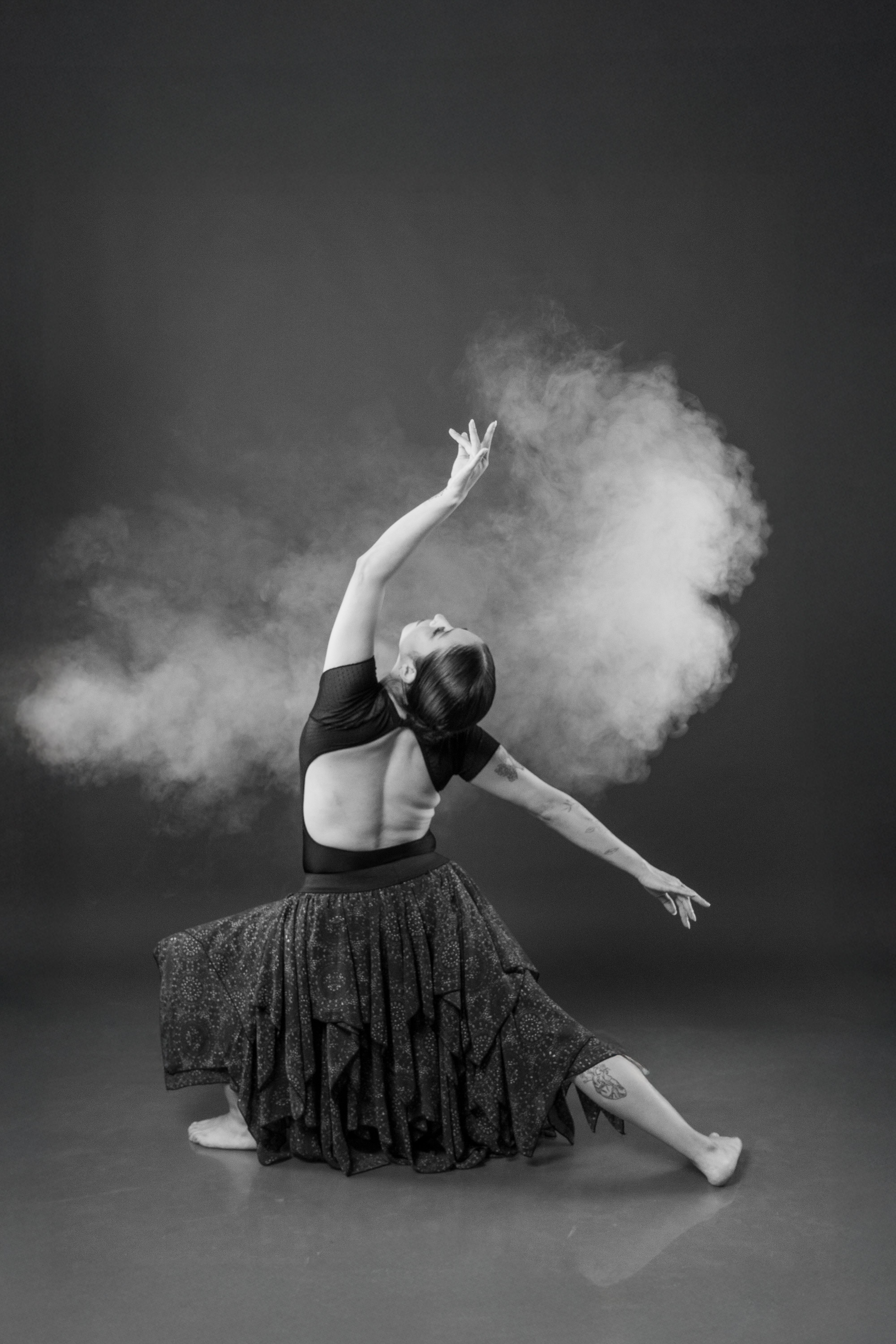 Elegant Contemporary Dance with Dramatic Smoke Effect · Free Stock Photo