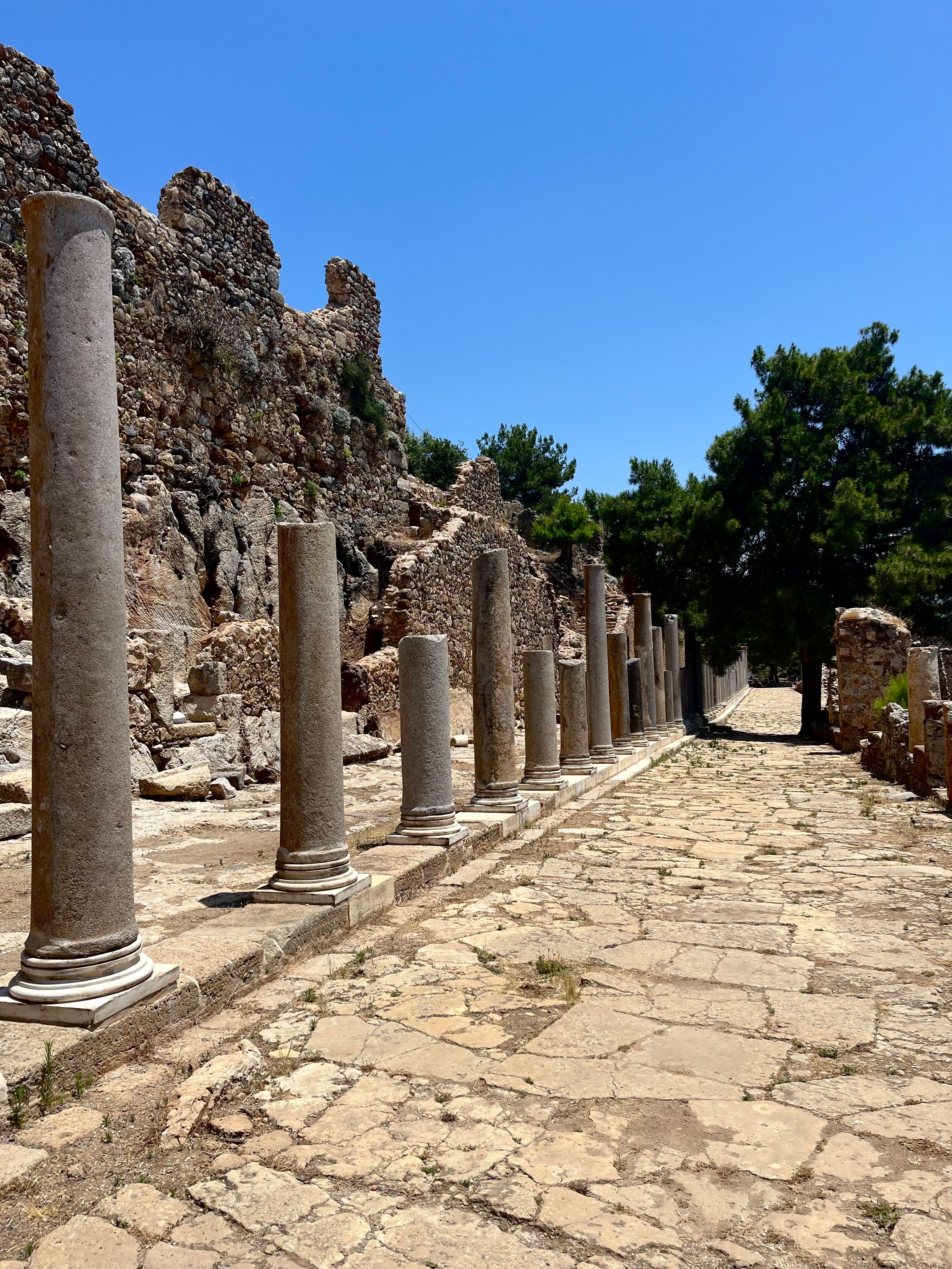 Ruinas Romanas Antiguas Con Columnas De Piedra Al Aire Libre · Foto de ...