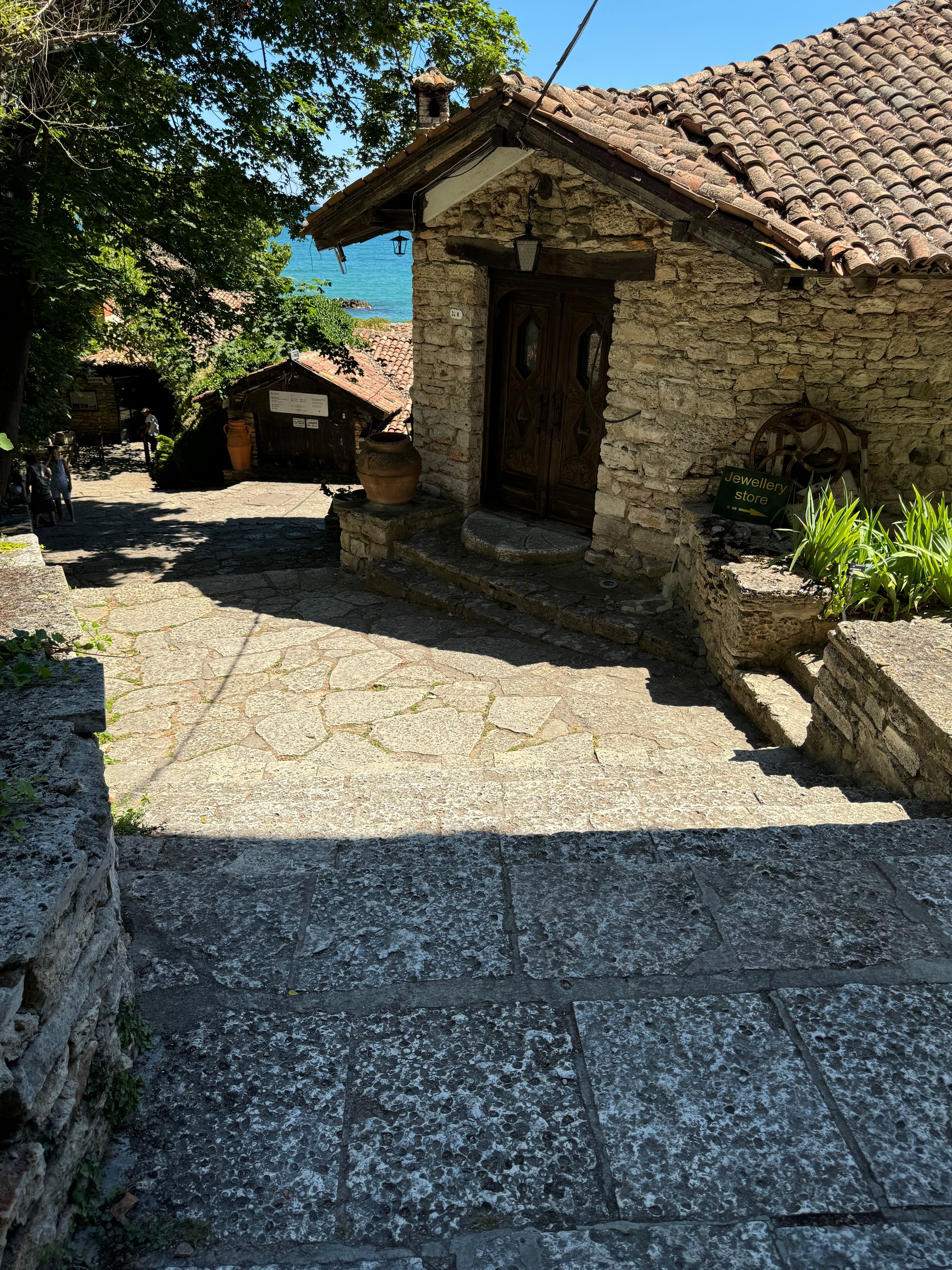 Chemin De Pierre Rustique Dans Un Cadre De Village Serein · Photo gratuite