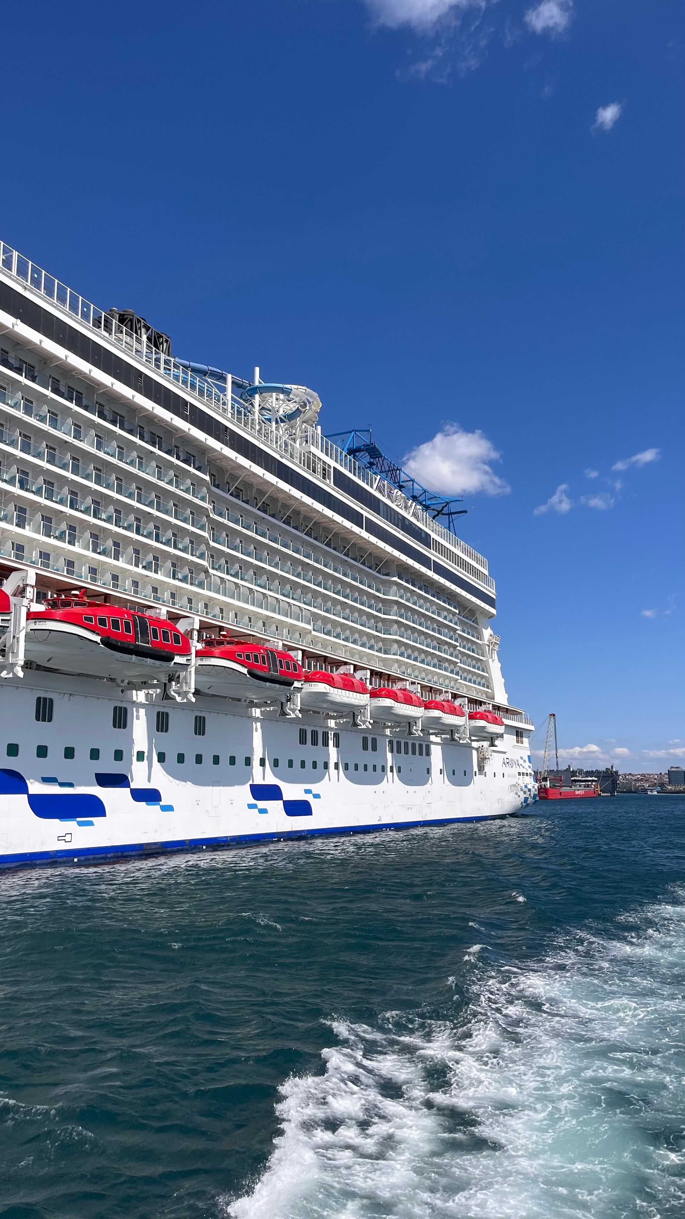 Grande Navio De Cruzeiro Navegando Em águas Oceânicas · Foto ...