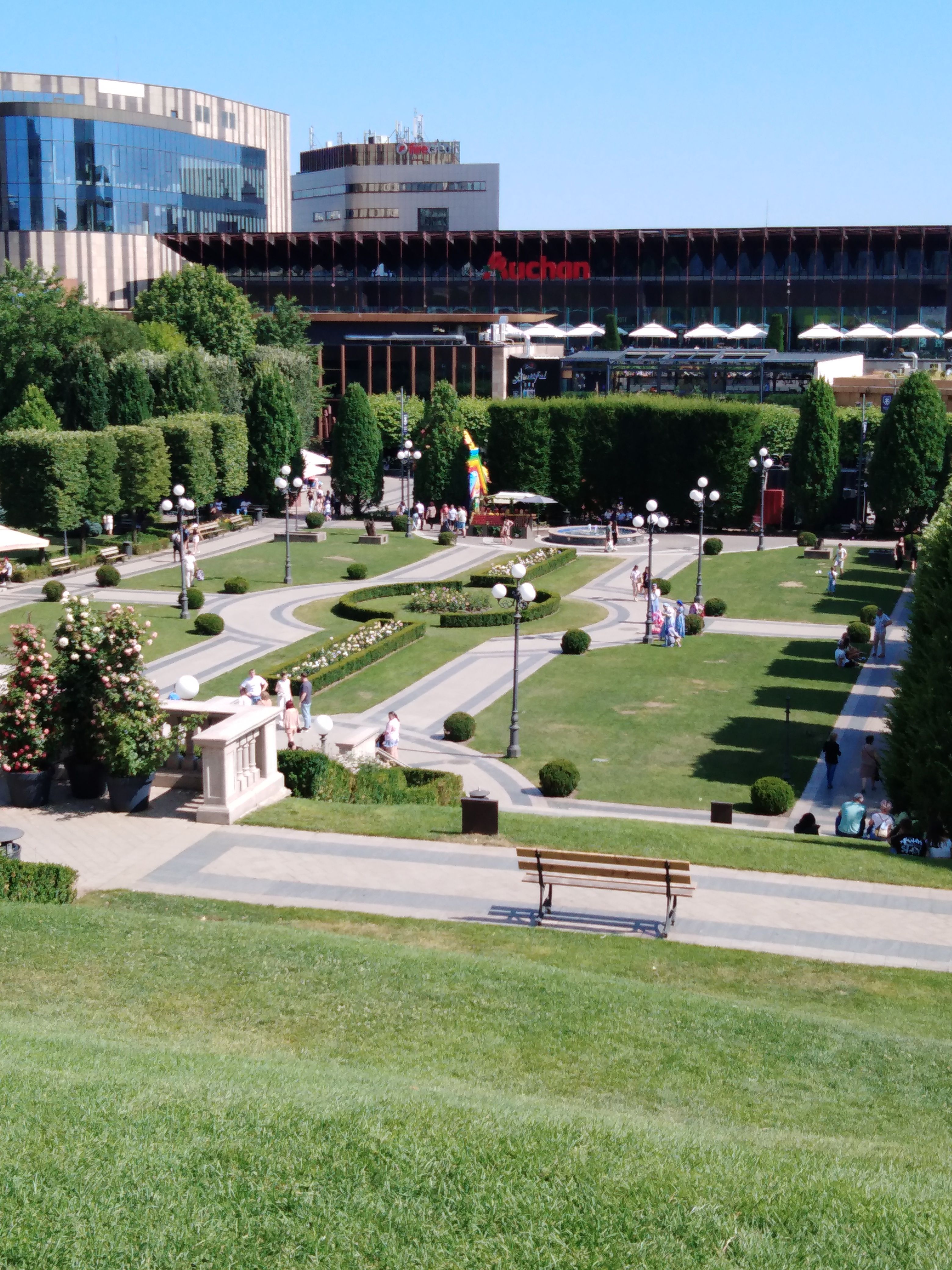 Vibrant Urban Park with Family Strolls in Summer · Free Stock Photo