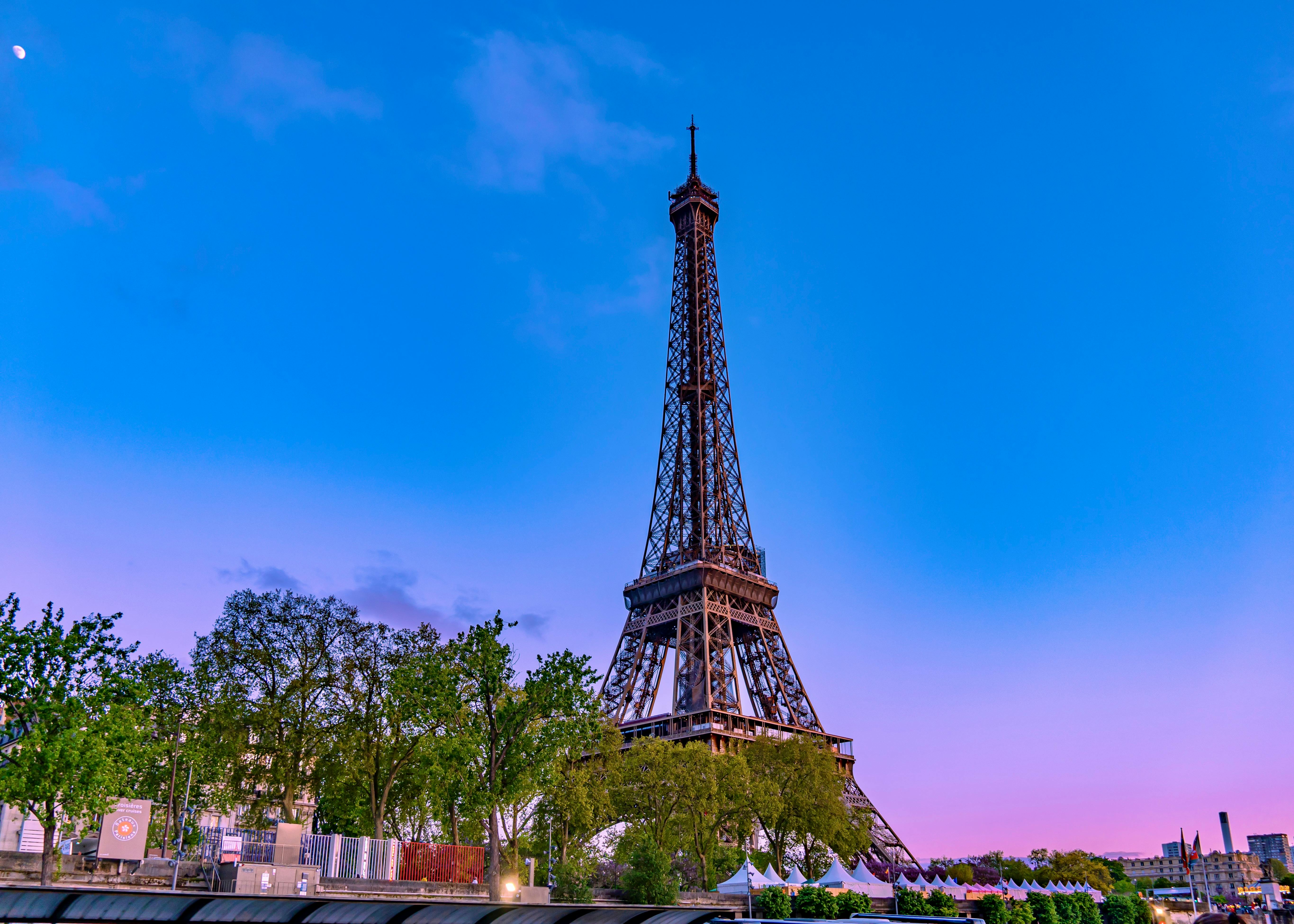 Eiffel Tower at Twilight in Paris, France · Free Stock Photo