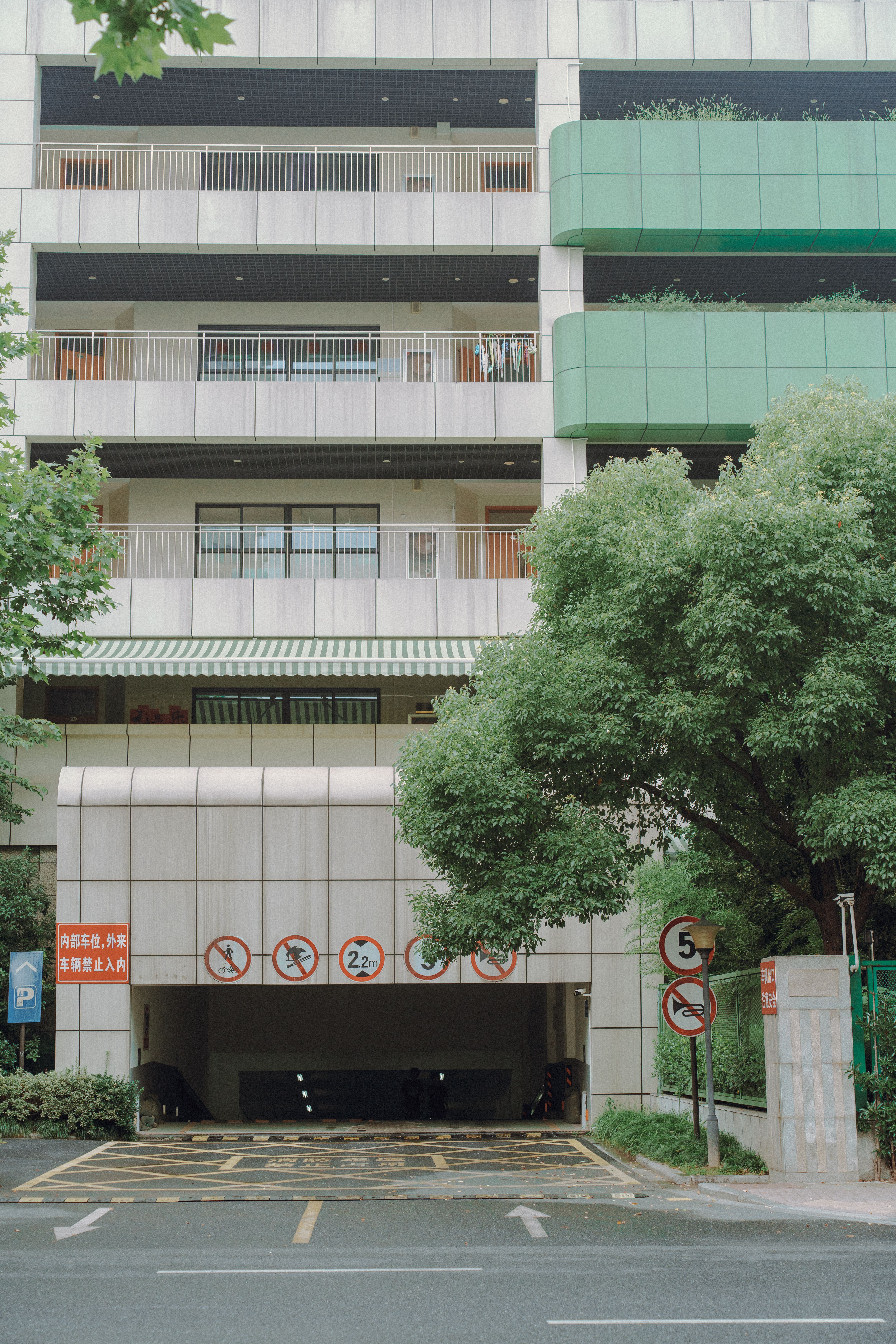 Modern Urban Building with Parking Entrance · Free Stock Photo