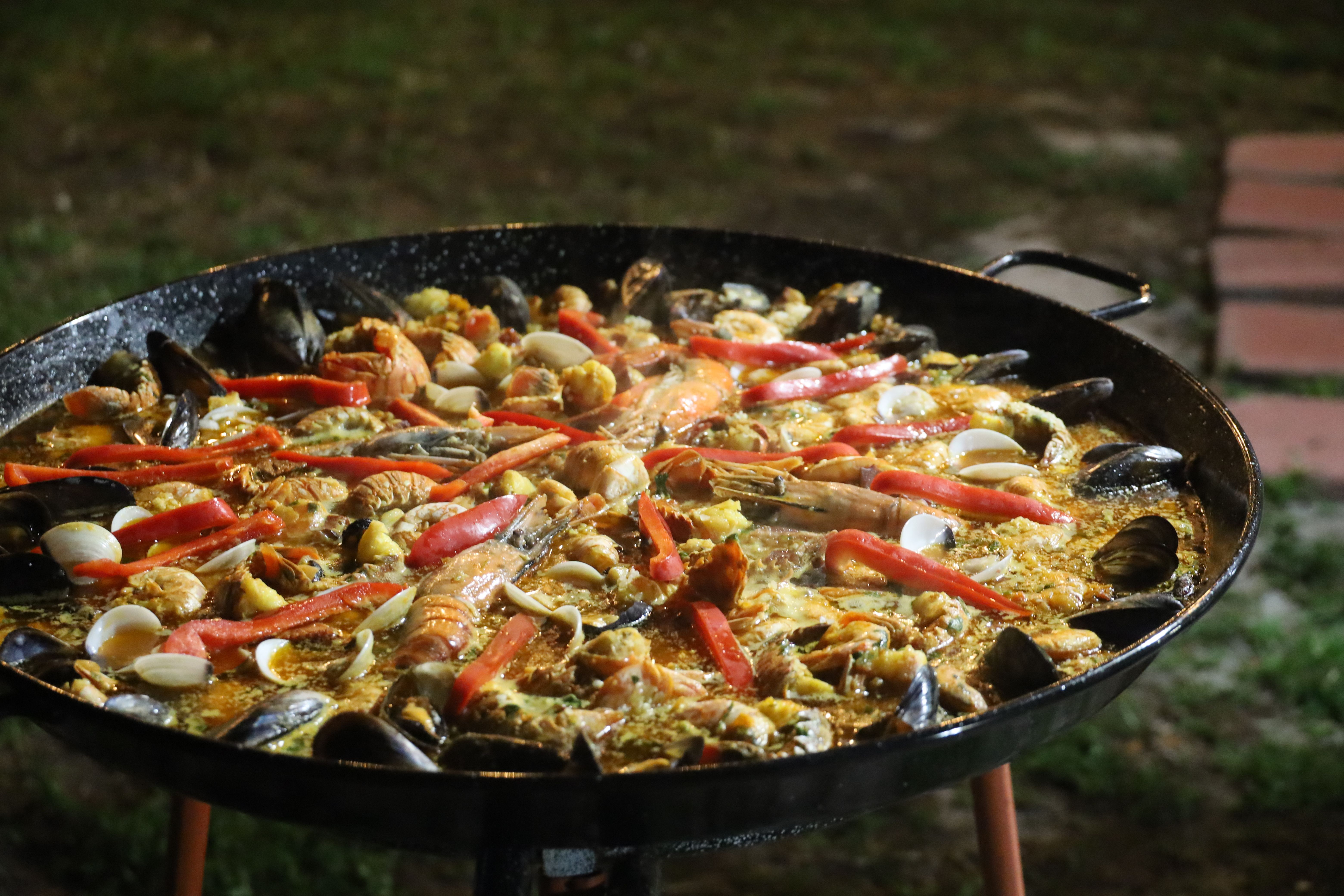 Paella Tradicional De Marisco Cocinada Al Aire Libre · Foto de stock ...