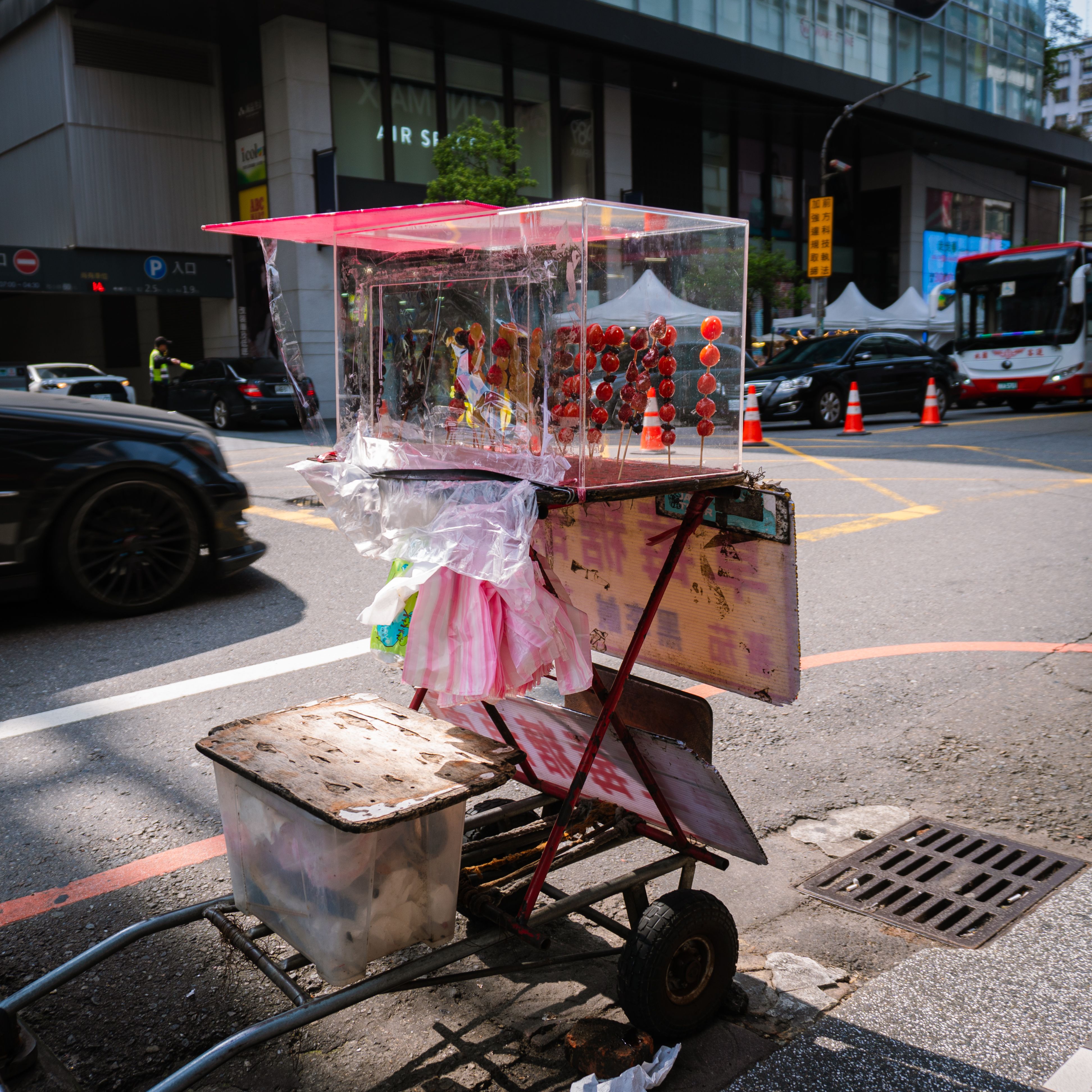 Street Food Cart in Urban Cityscape · Free Stock Photo