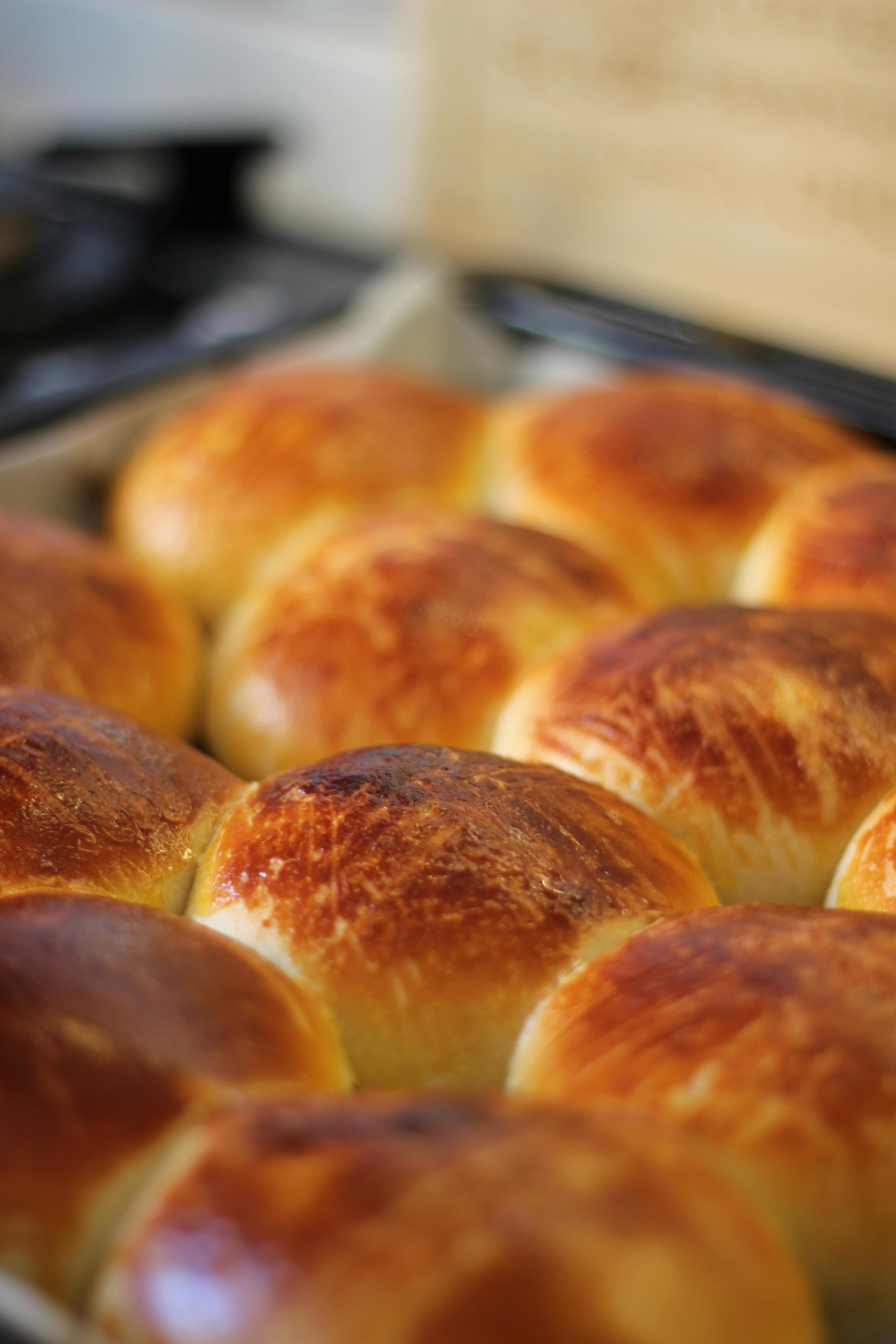 Golden-brown freshly baked bread rolls · Free Stock Photo