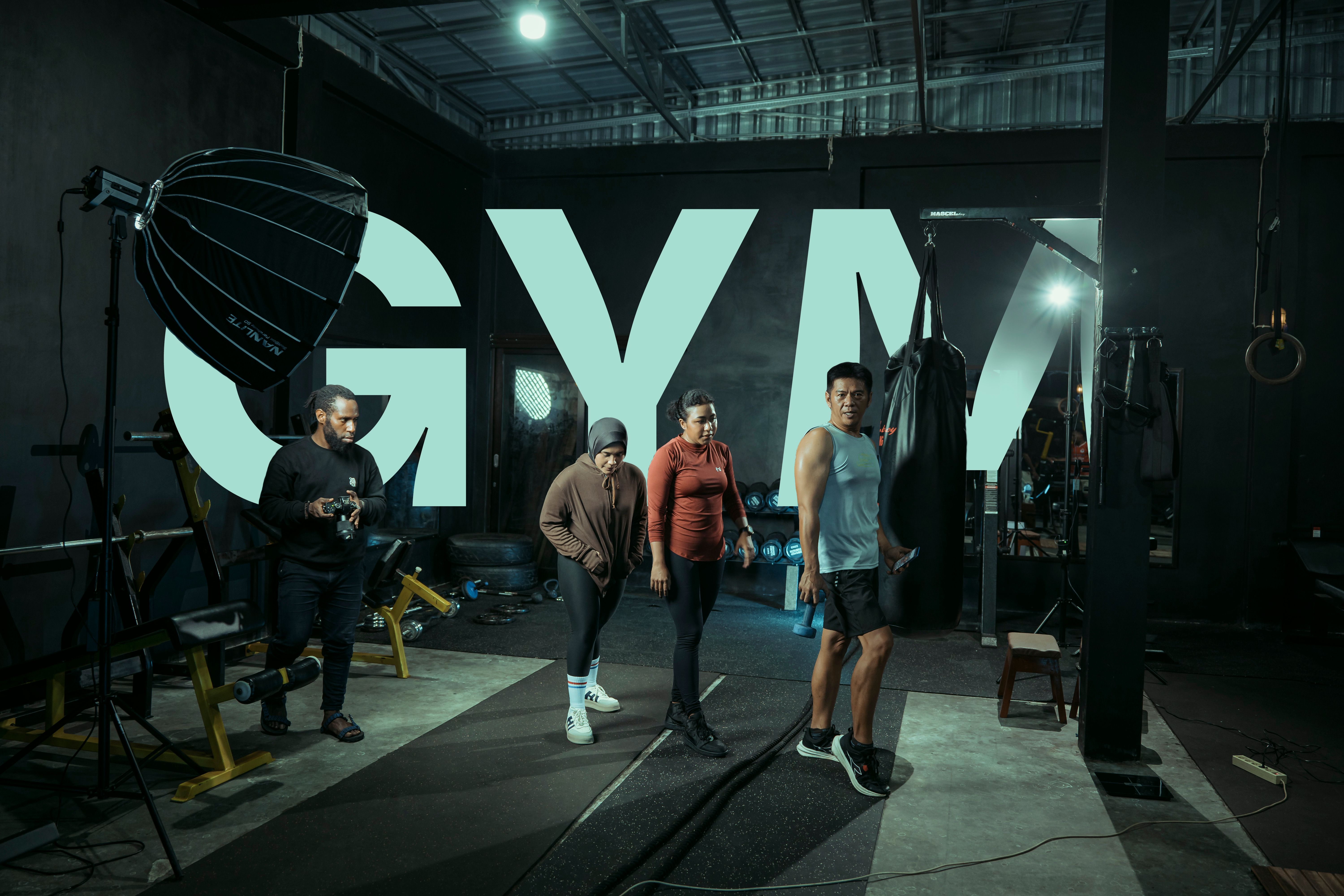 Dynamic Gym Scene with Trainers and Equipment · Free Stock Photo