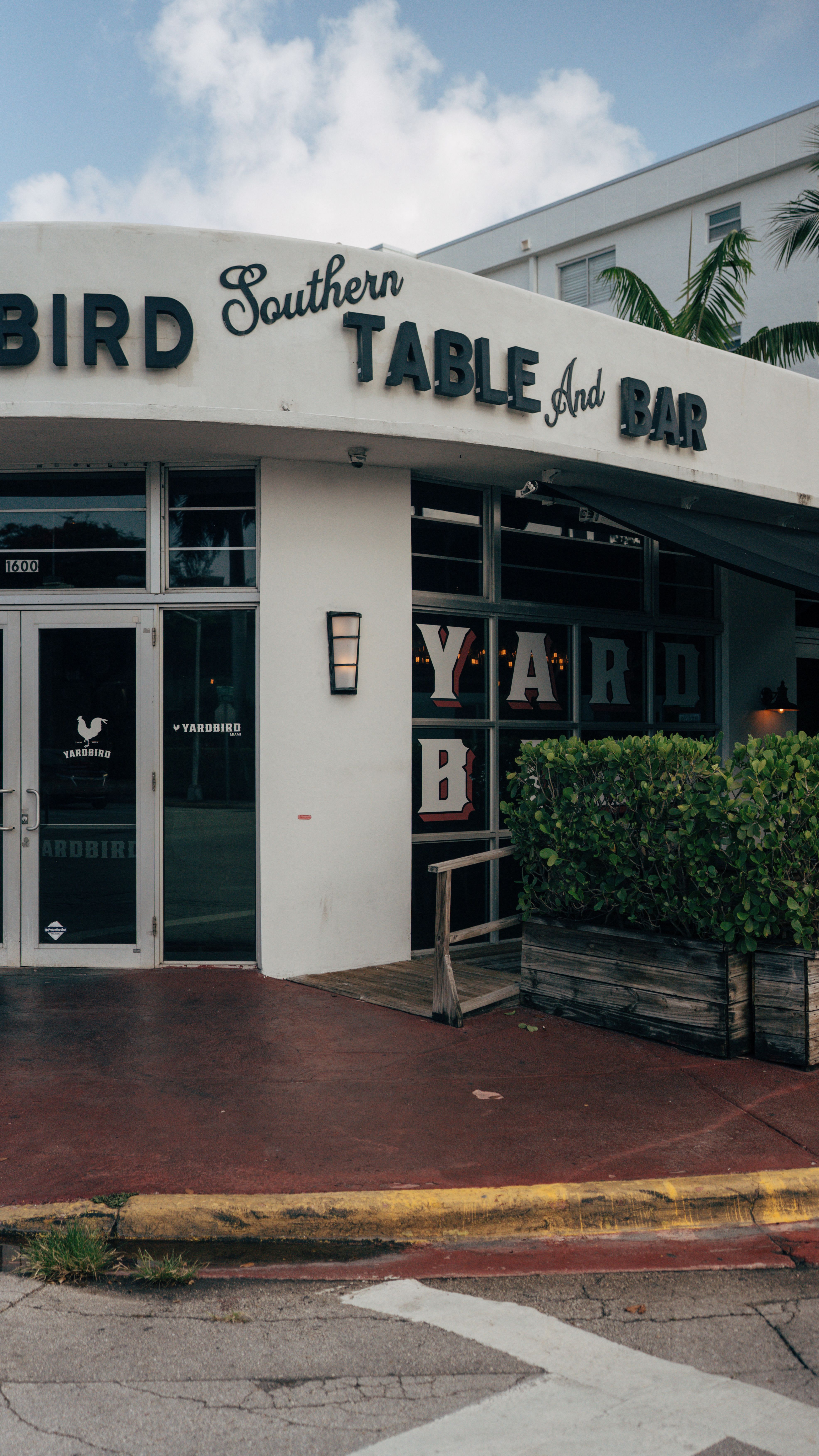 Street View of Modern Southern Table and Bar · Free Stock Photo
