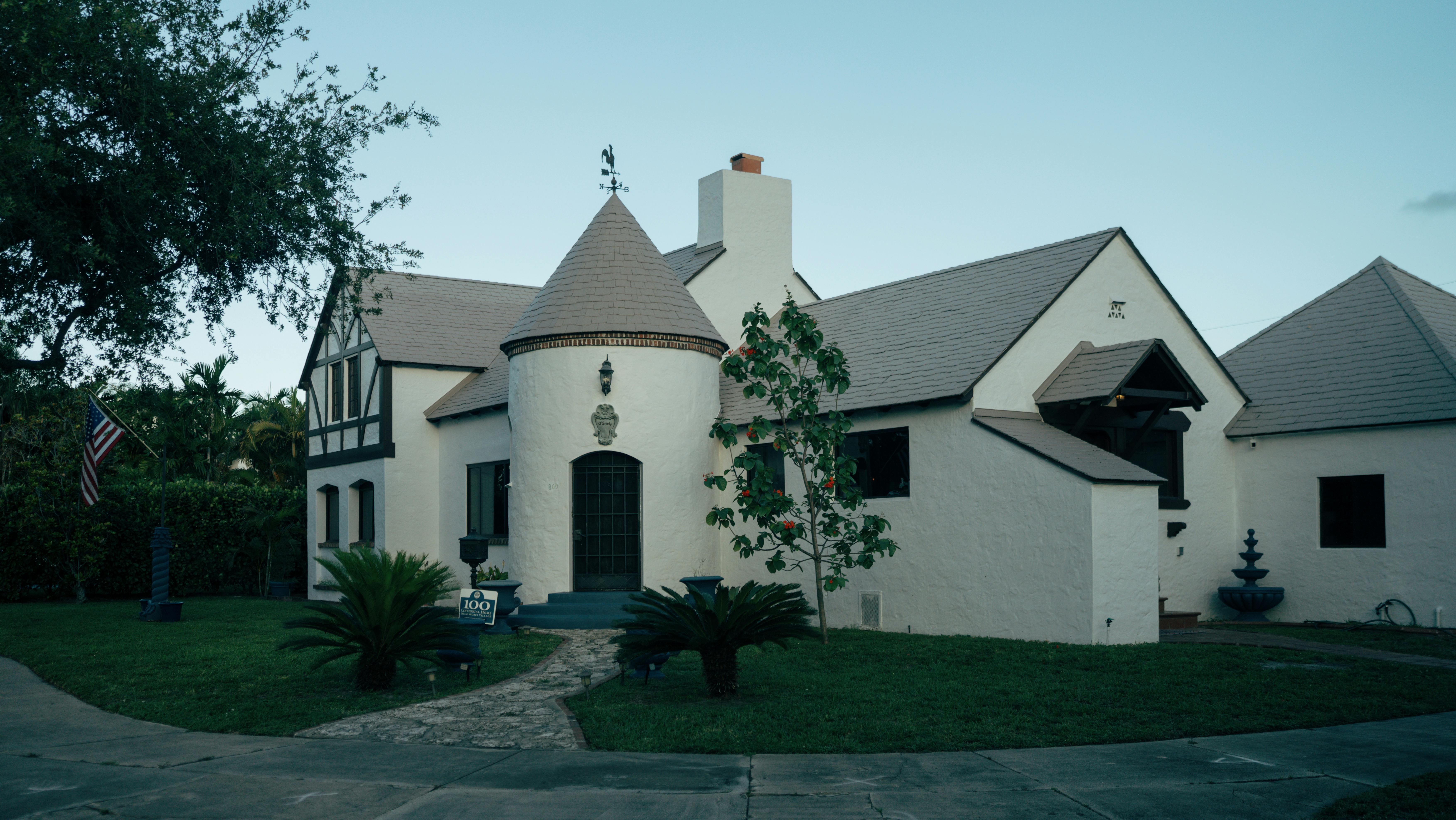 A Family Home At Dusk Photos, Download The BEST Free A Family Home At ...