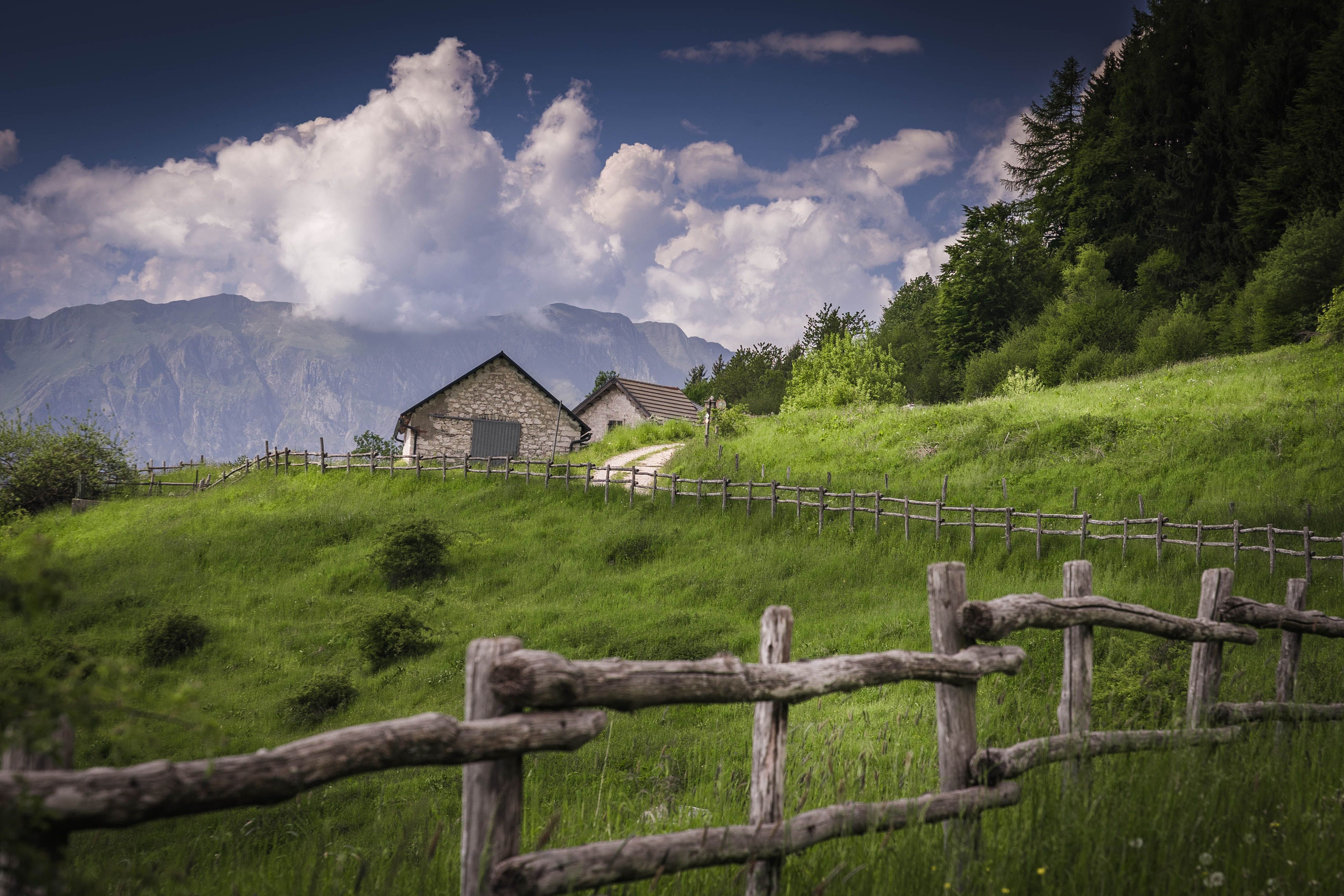 Scenic Countryside Landscape with Mountain View · Free Stock Photo