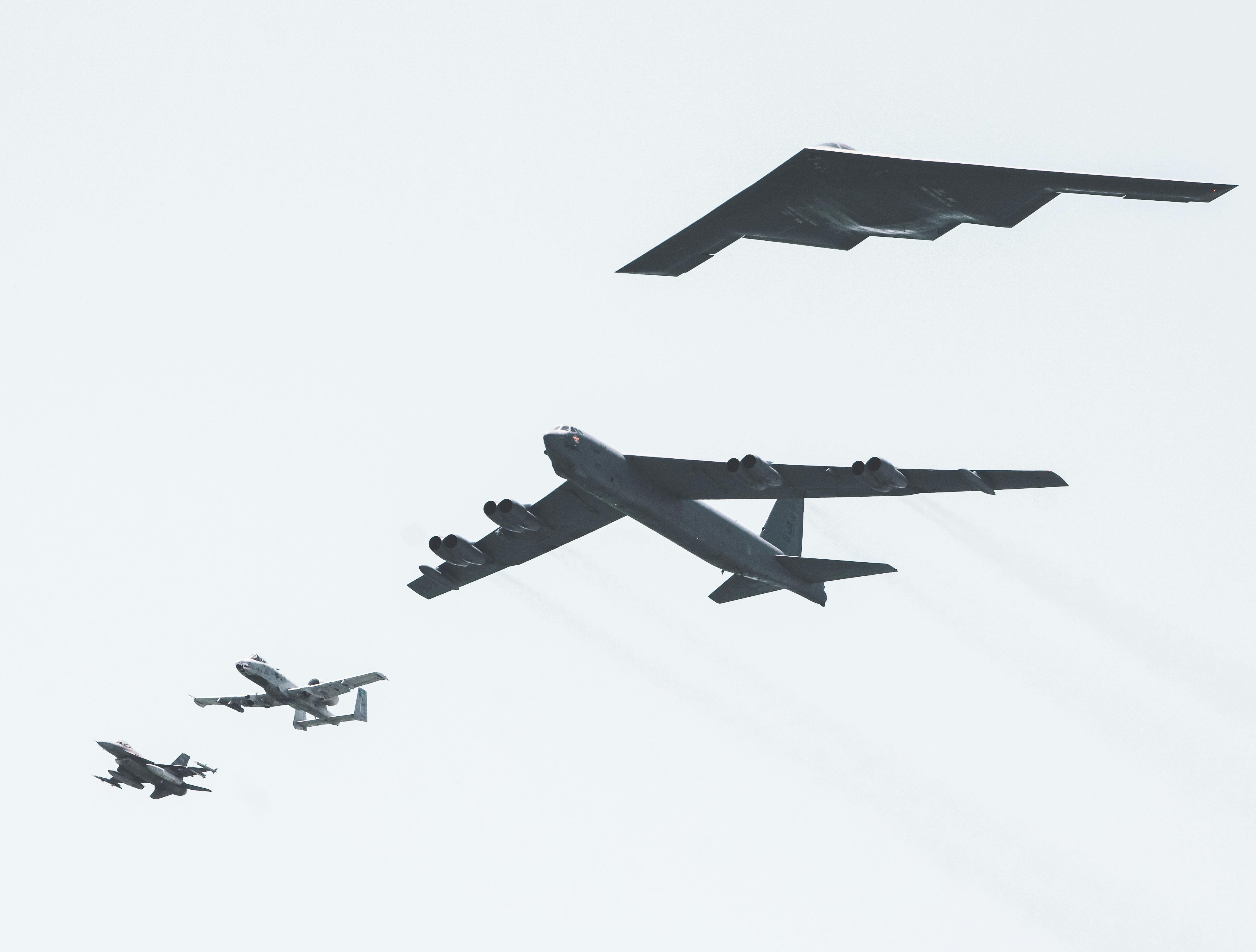 Military Aircraft Formation in Miami Skies · Free Stock Photo