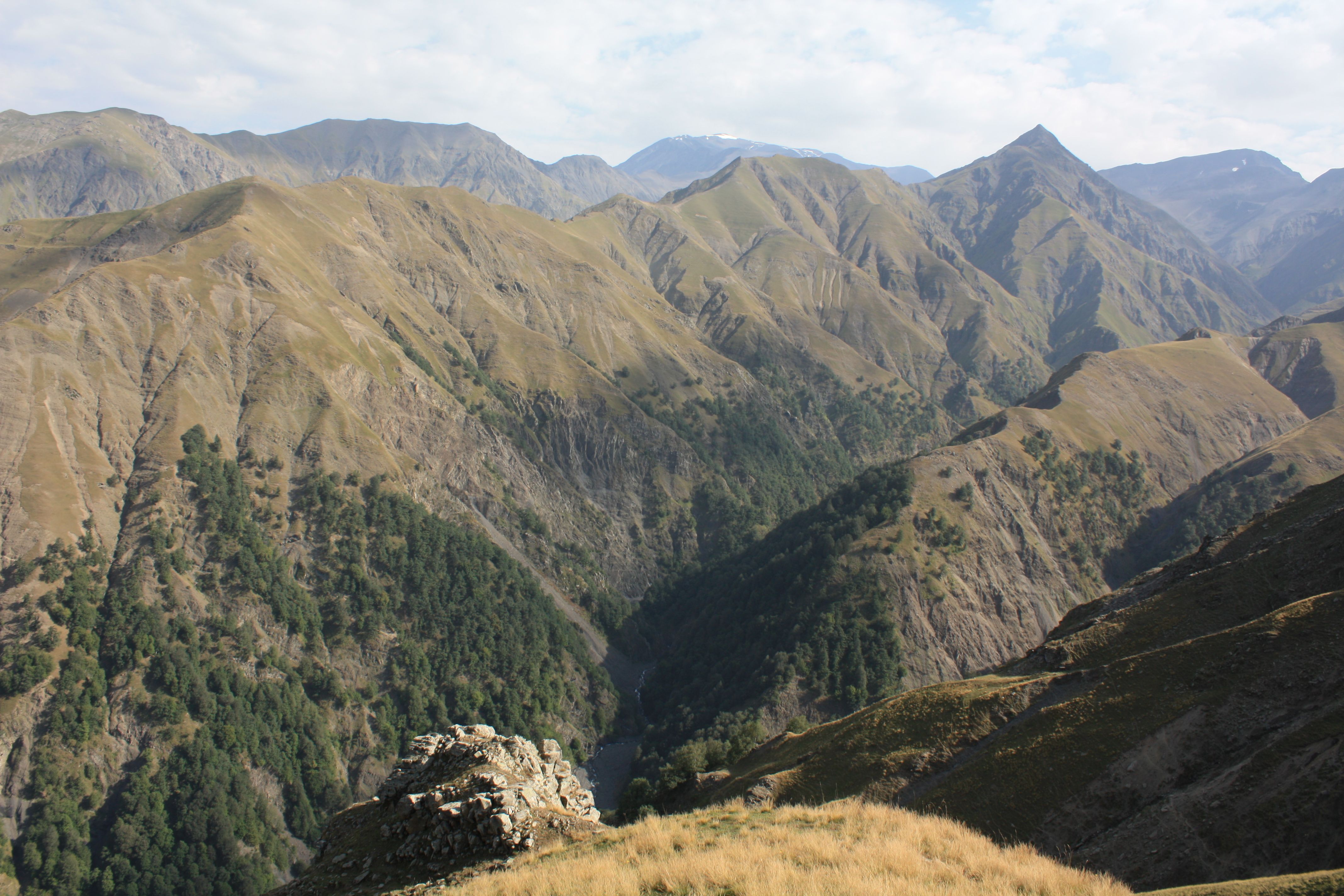 Stunning Mountain Range in Natural Daylight · Free Stock Photo