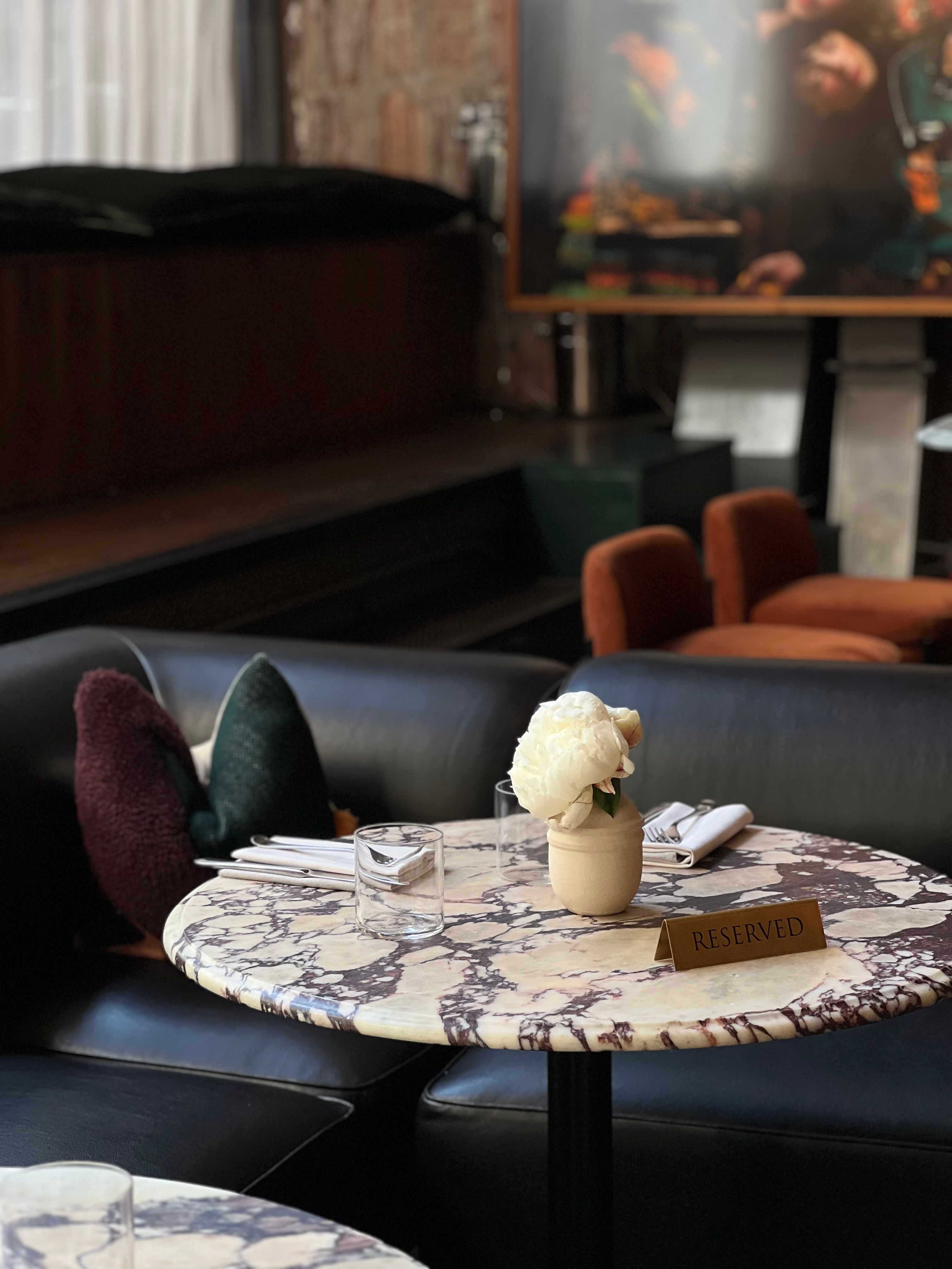 Elegant Reserved Table in Cozy Restaurant Lounge · meta.free_stock.photo