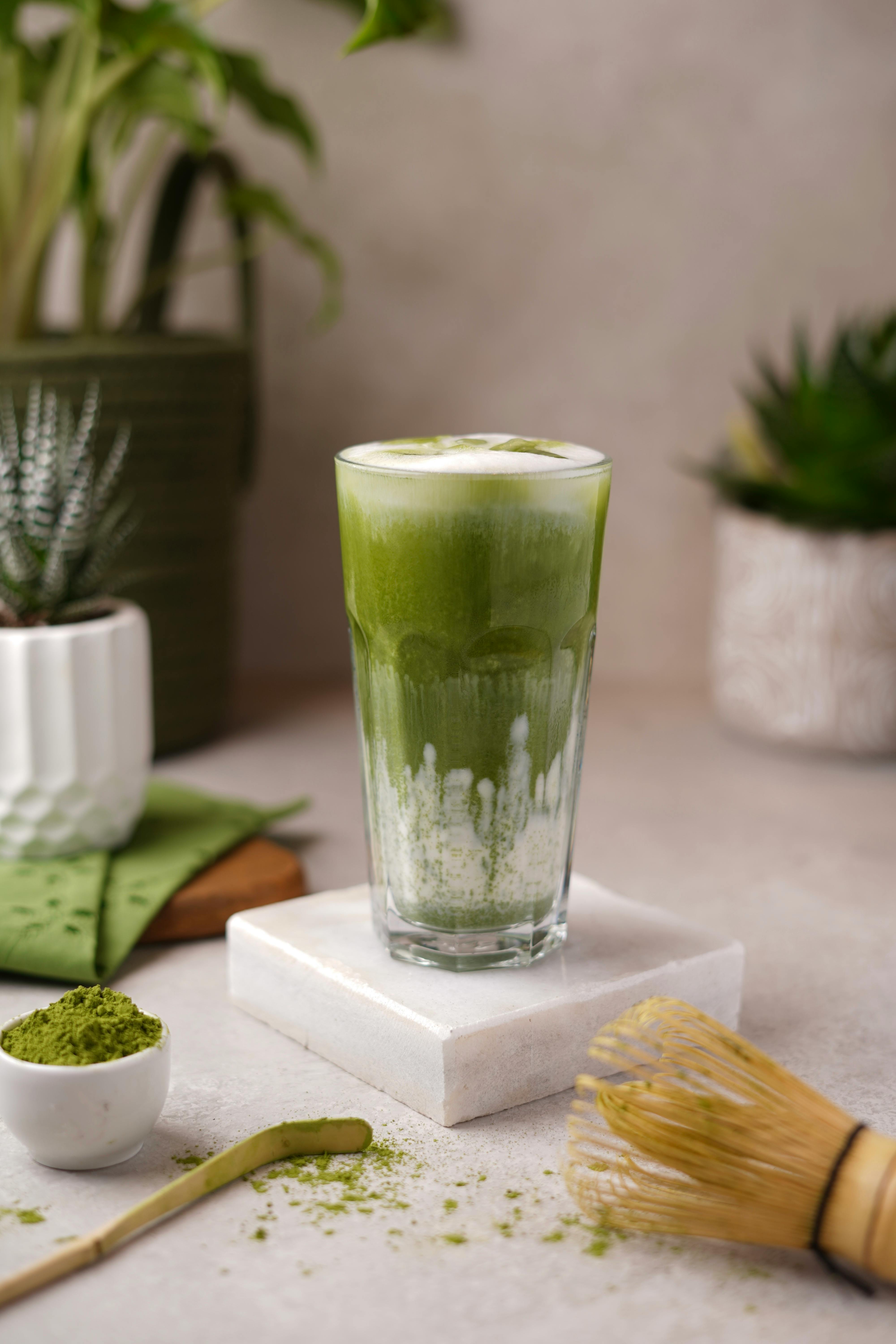 Matcha Latte Yang Menyegarkan Di Tatakan Gelas Marmer Dalam Ruangan ...
