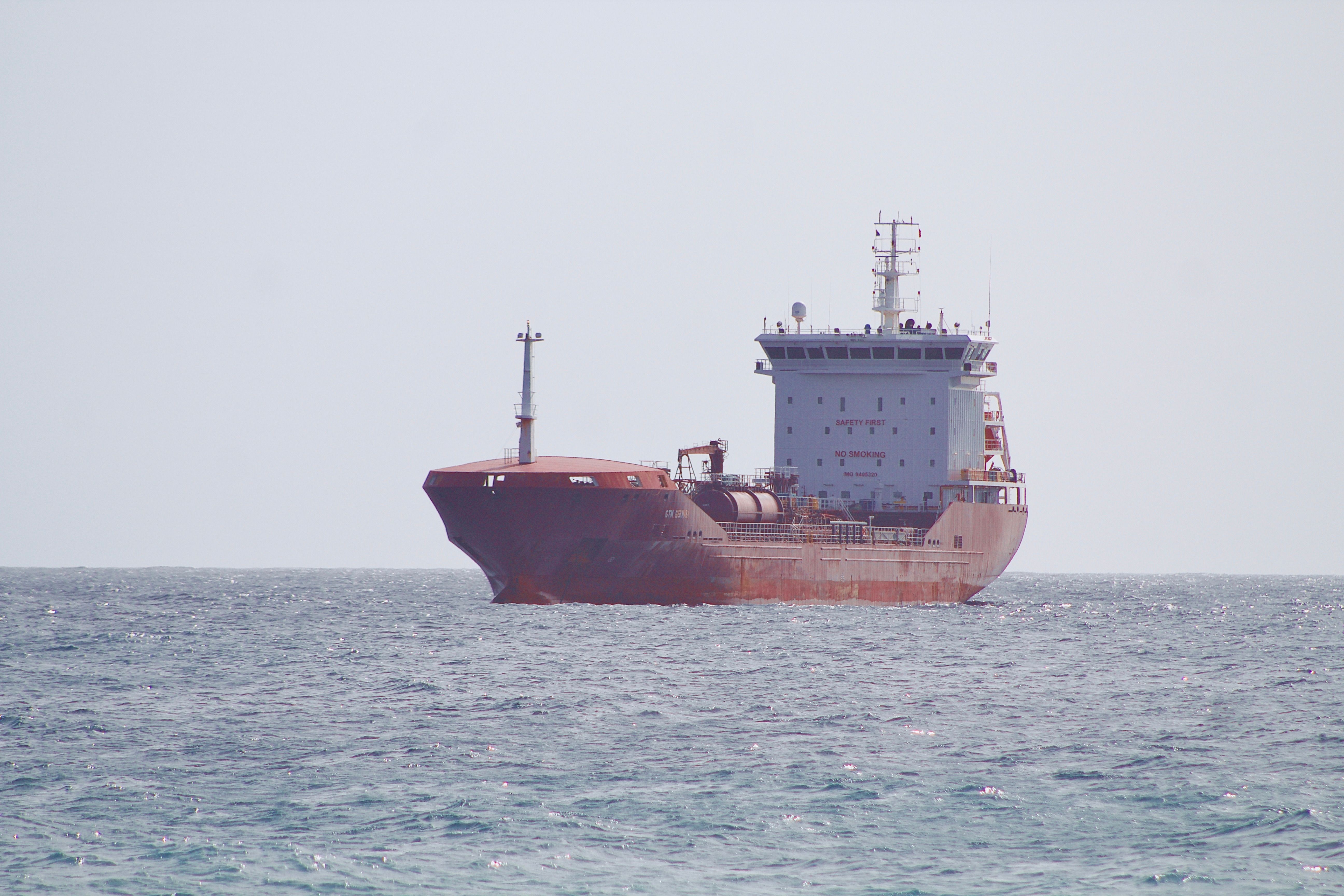 Grande Navio De Carga Navegando Em águas Abertas · Foto profissional ...