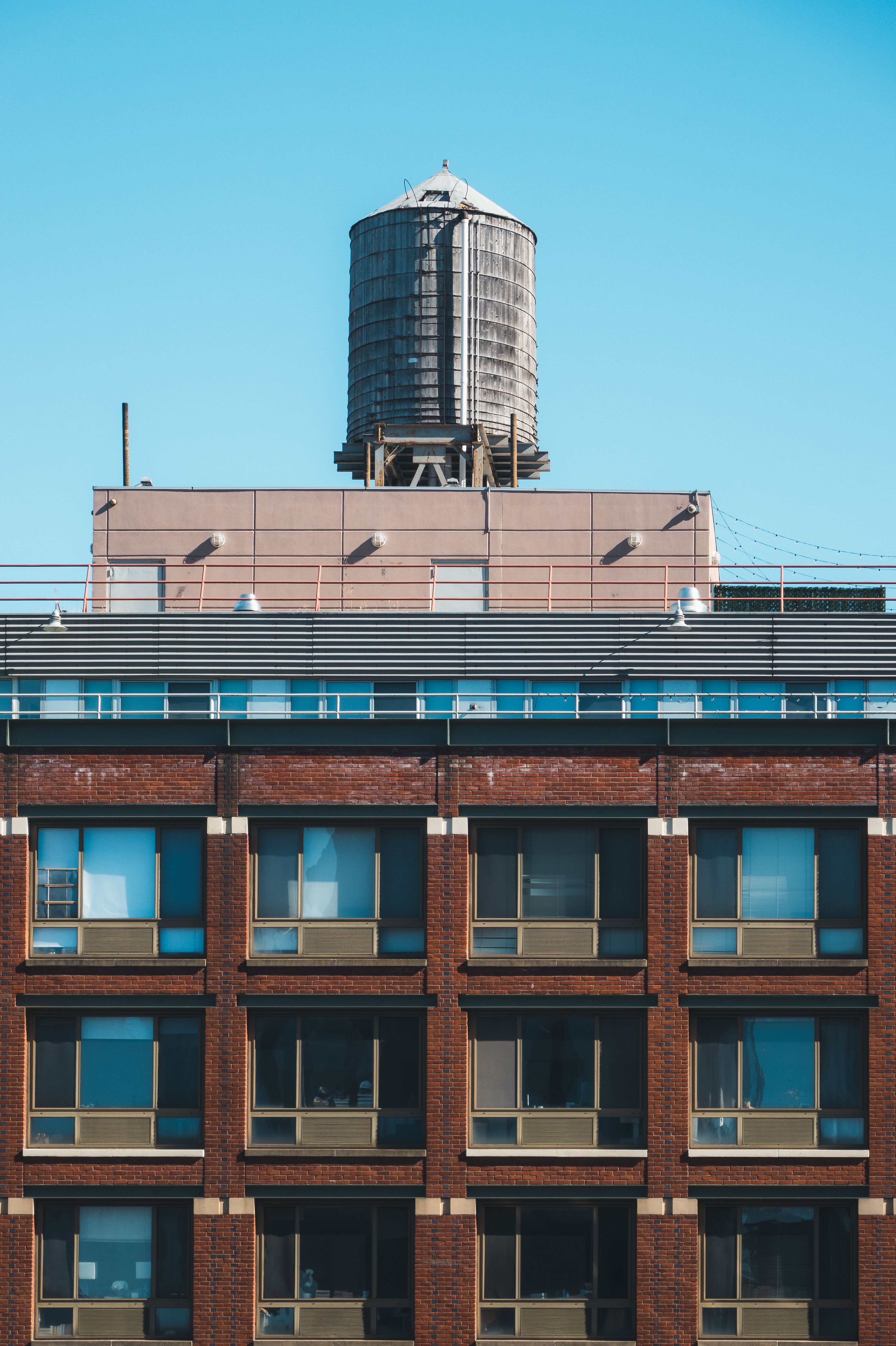 New York City Brick Building with Water Tower · Free Stock Photo