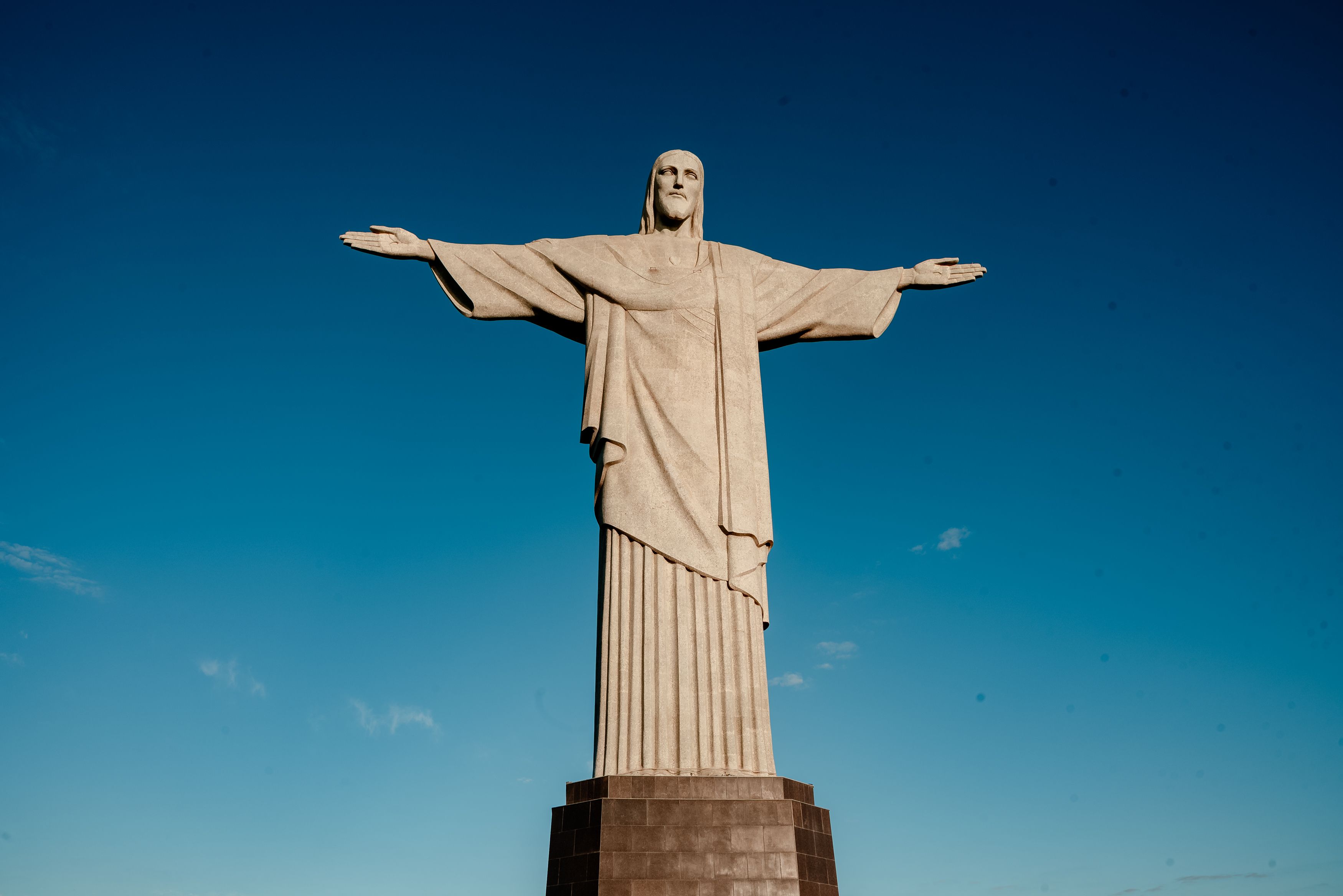Christus De Verlosser Beeld In Helderblauwe Lucht · Gratis stockfoto