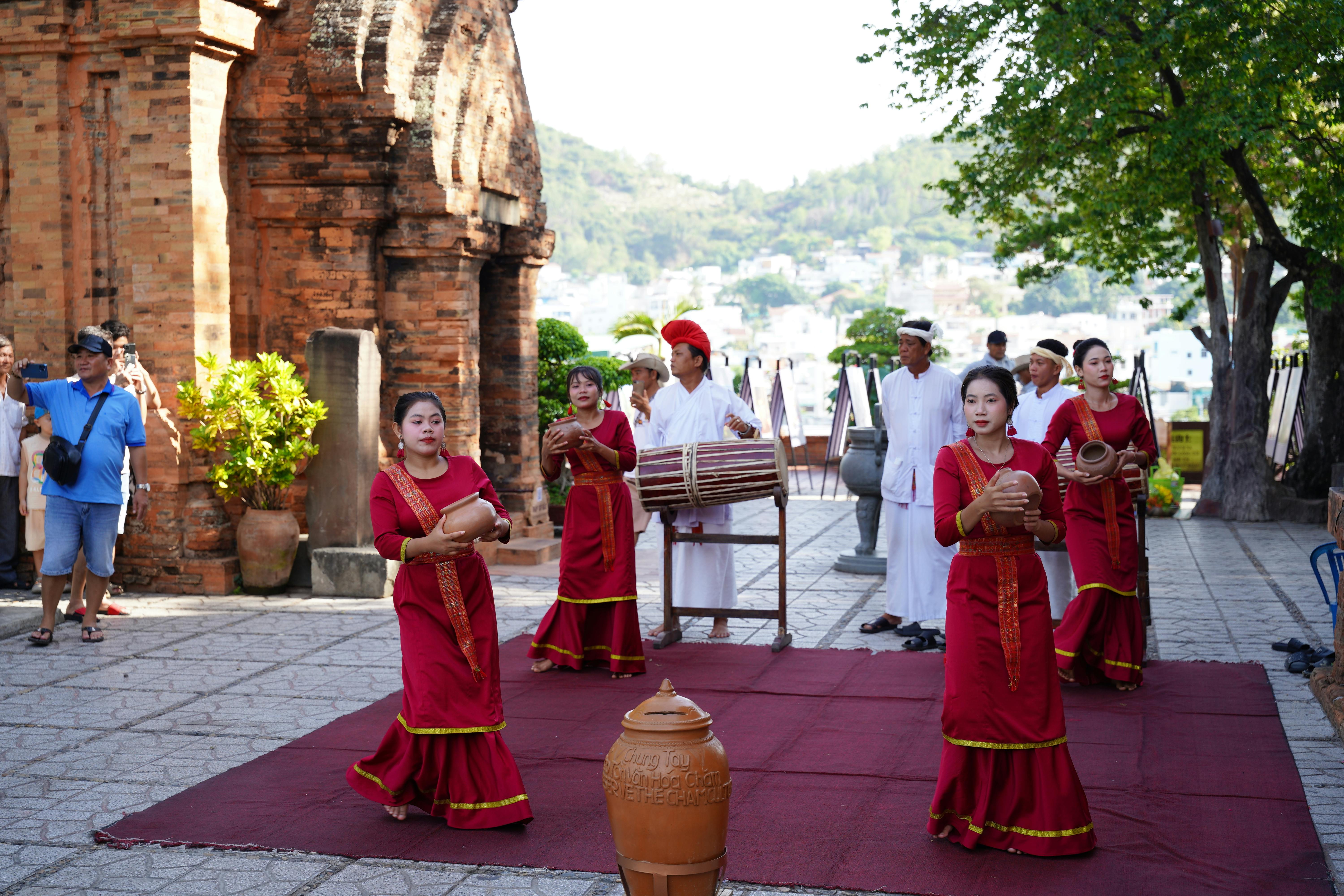 Traditional Dance at Historic Temple Festival · Free Stock Photo