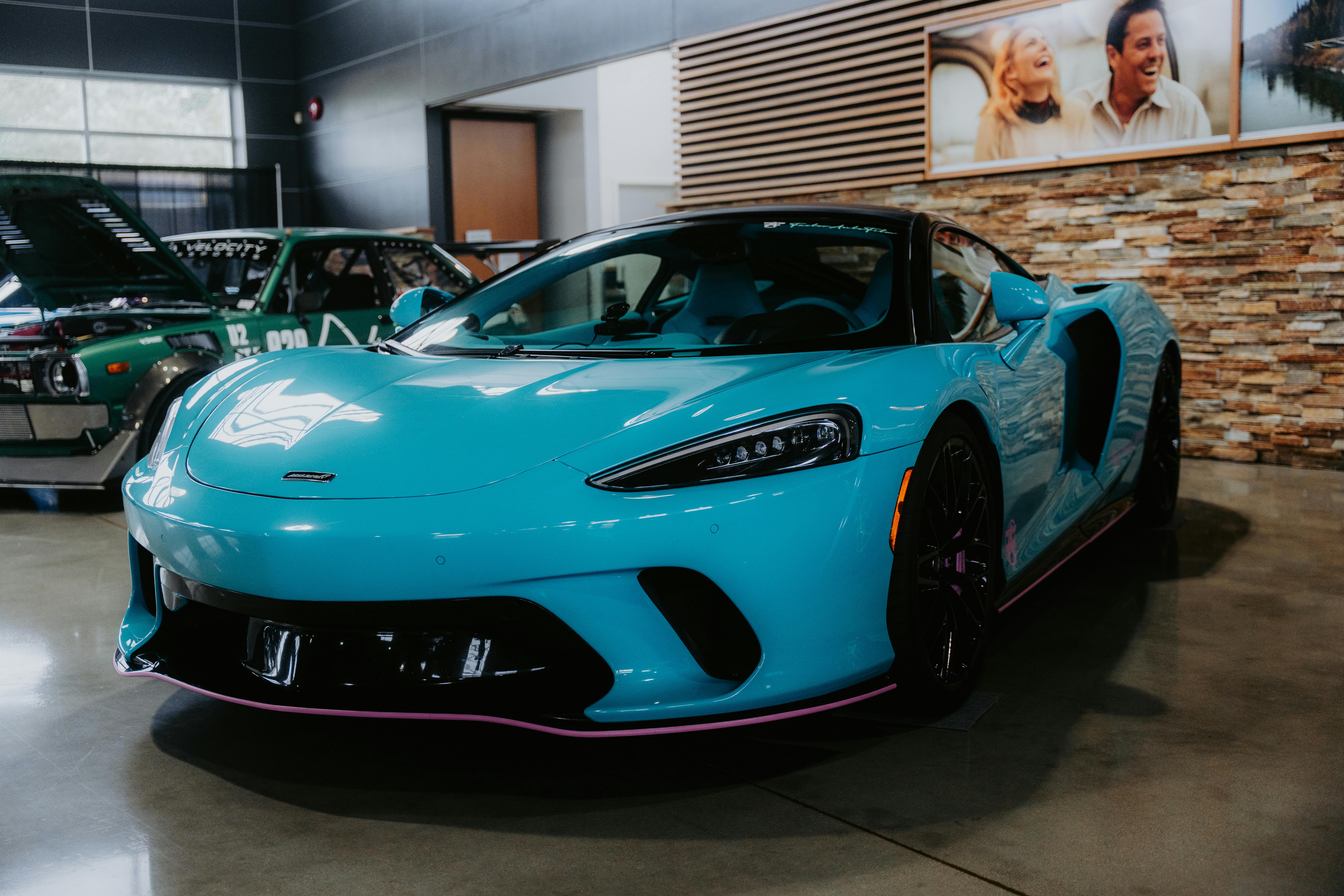 Xe Thể Thao Màu Xanh Sang Trọng Trong Phòng Trưng Bày Trong Nhà · Ảnh ...