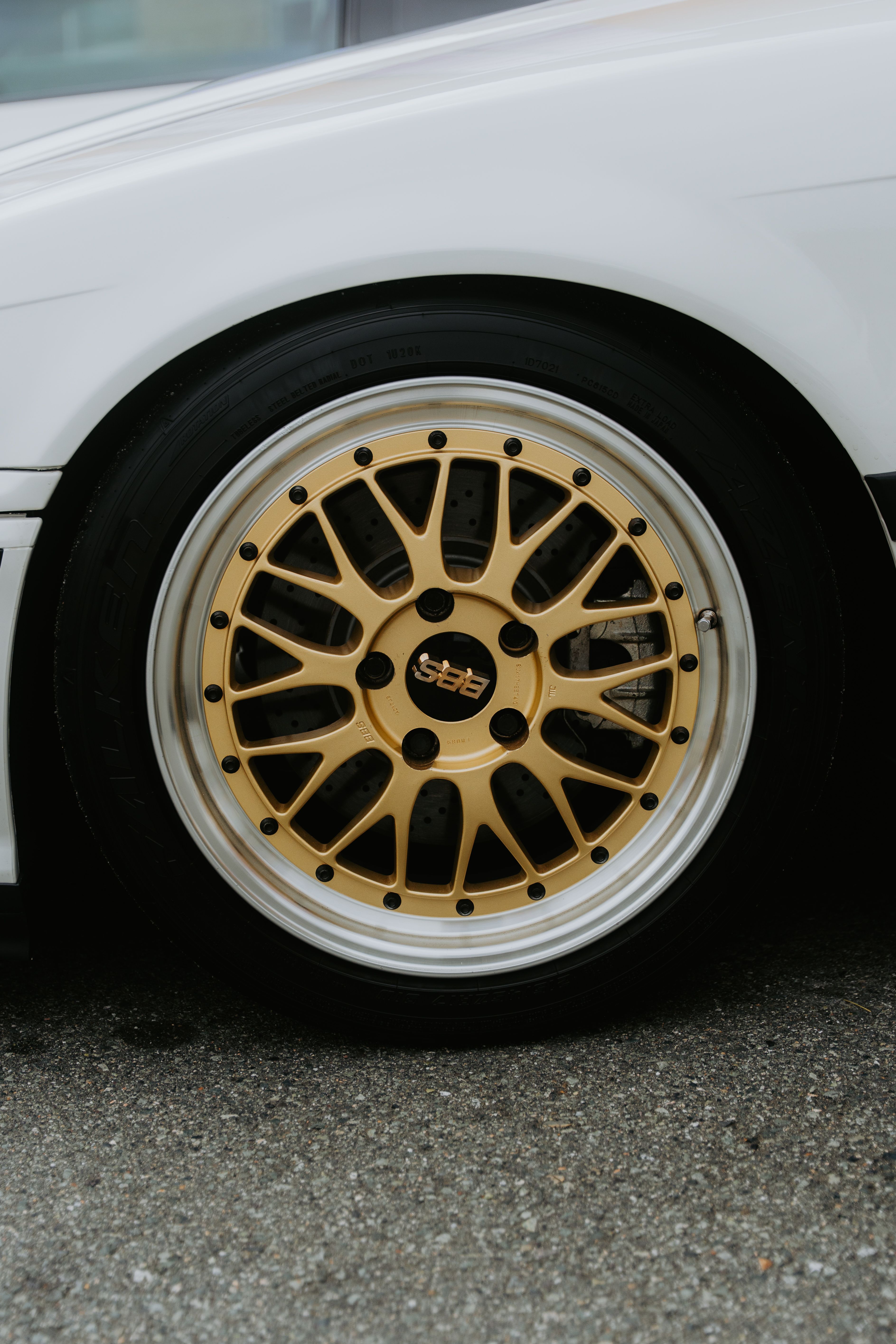 Close-Up of Custom Gold Alloy Car Wheel · Free Stock Photo