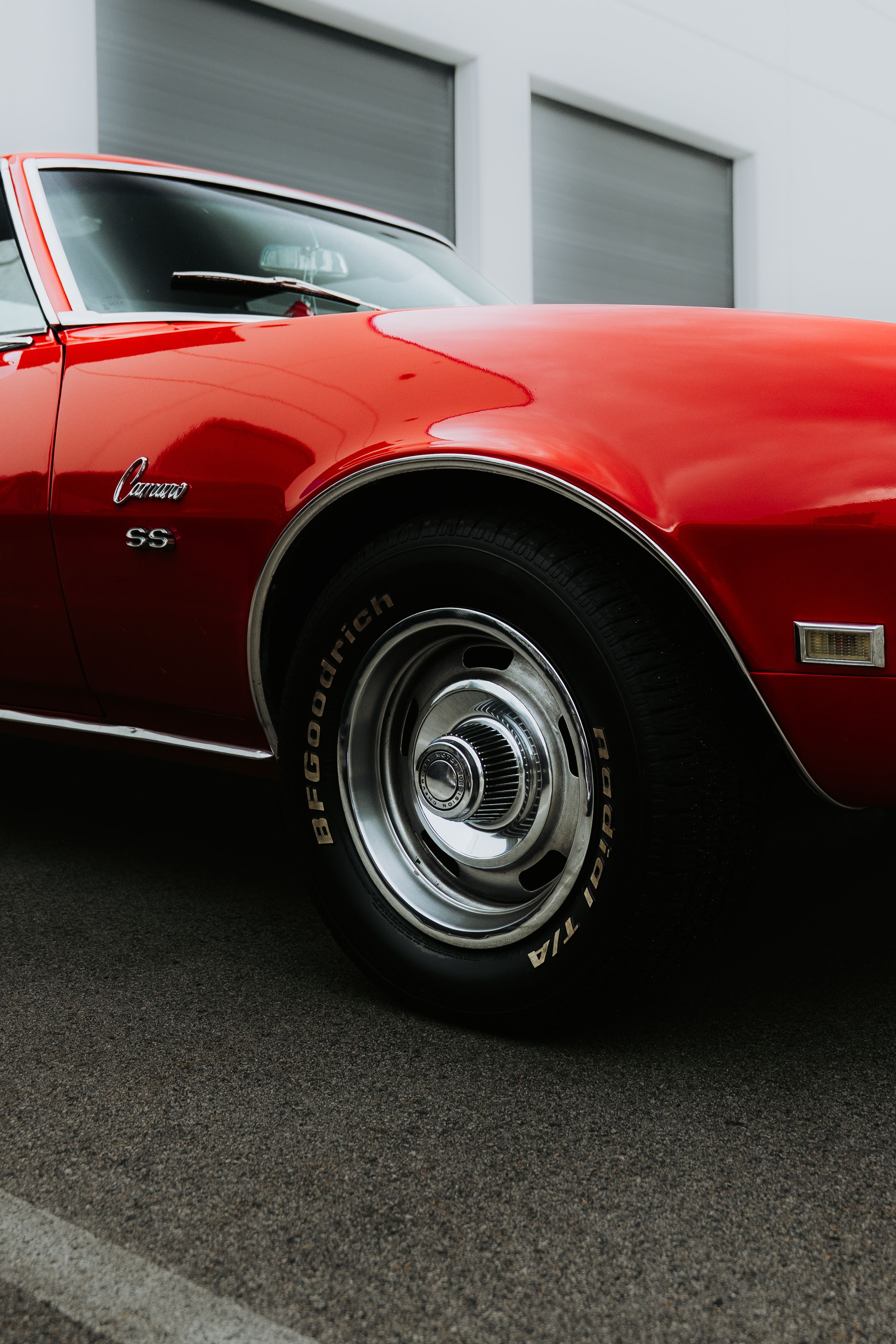 Mobil Chevrolet Camaro Ss Merah Klasik Di Lingkungan Perkotaan · Foto ...
