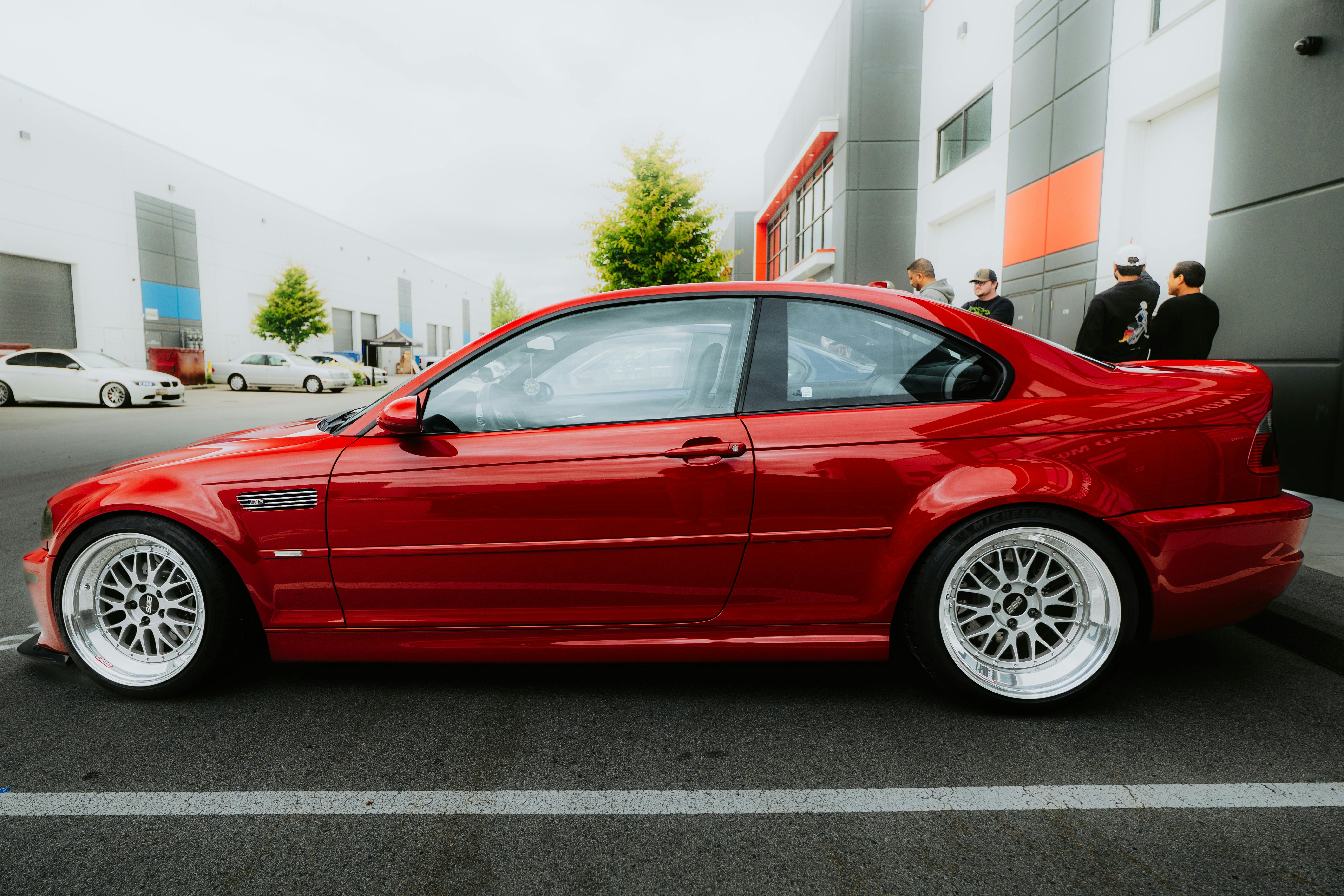 Un Coche Deportivo Rojo Aparcado En Un Evento Moderno · Foto de stock ...