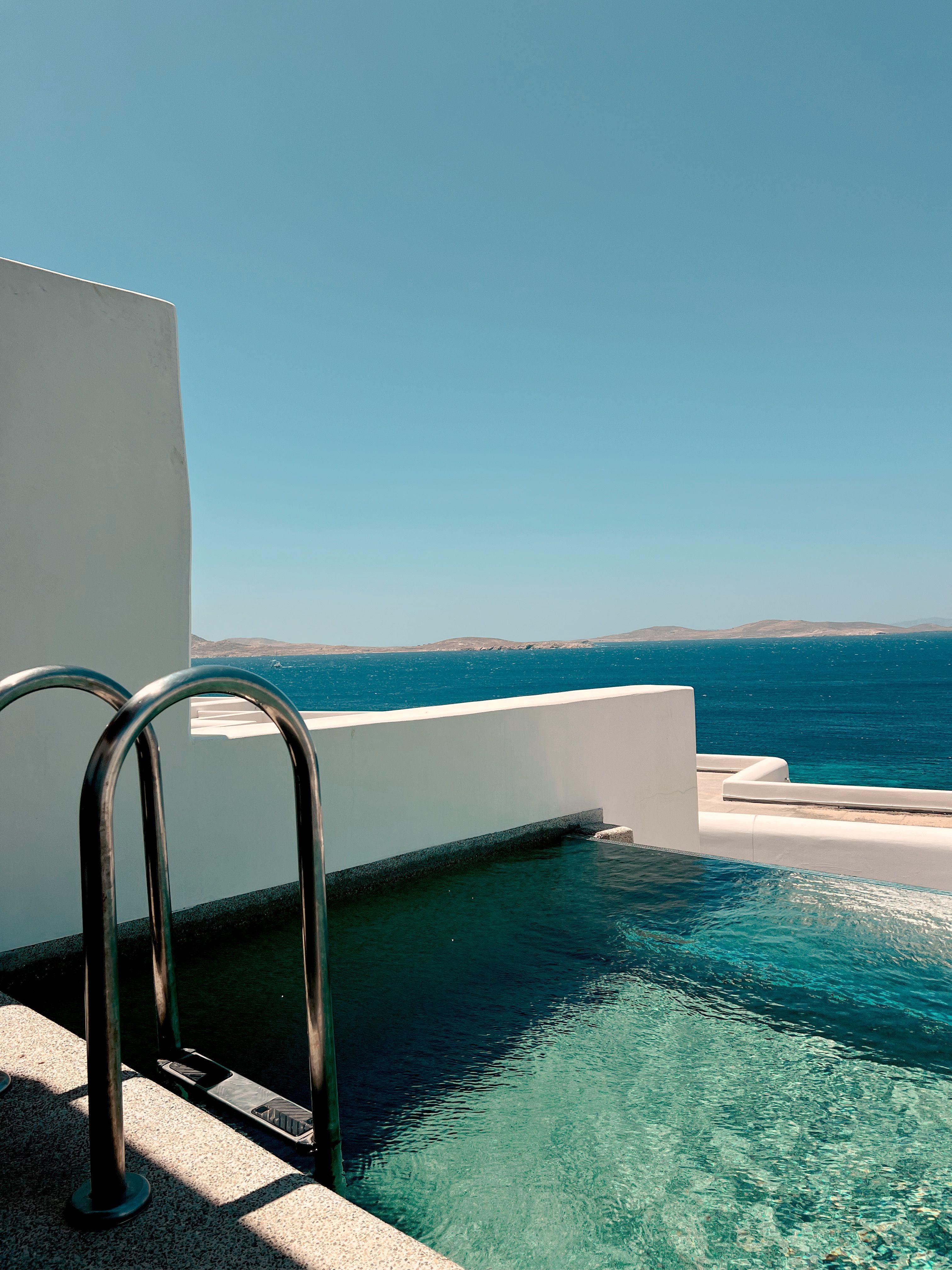 Serene Seaside Pool with Ocean View · Free Stock Photo