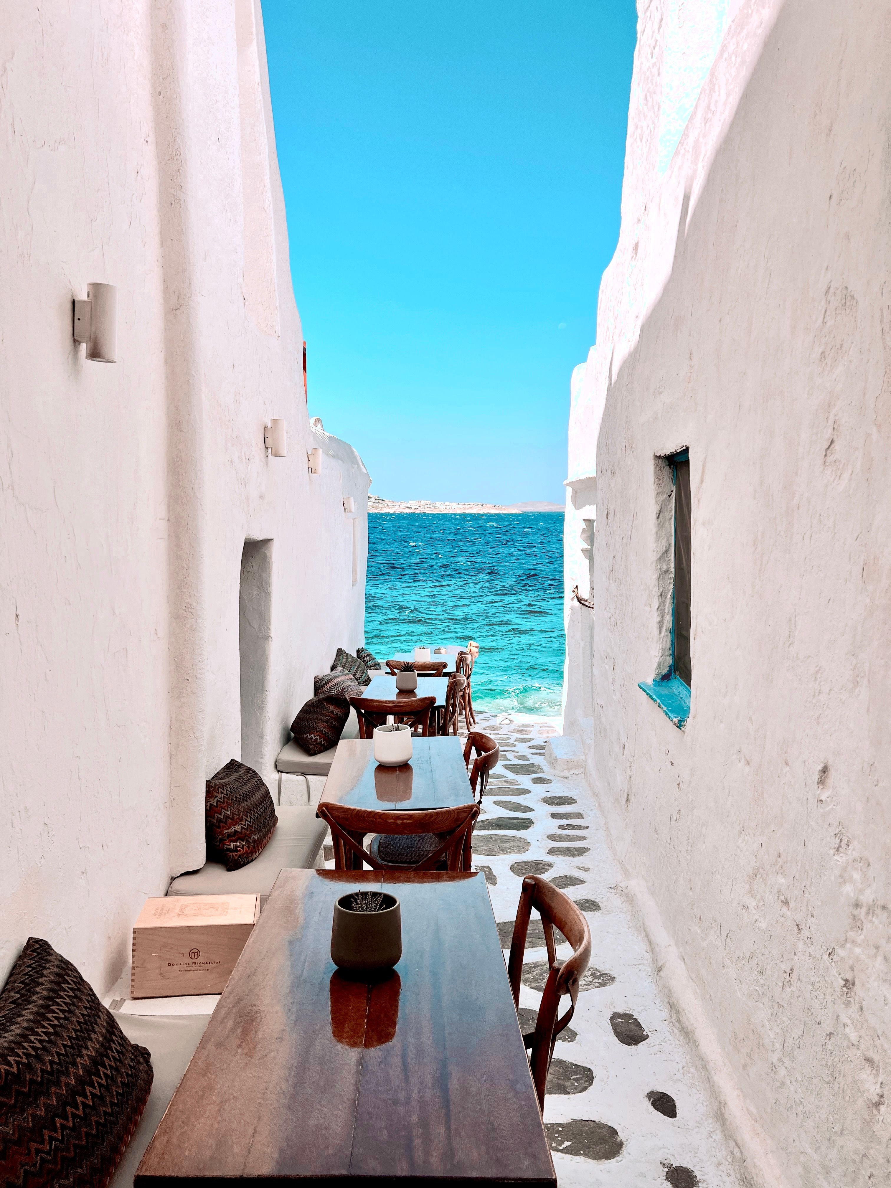 Scenic Greek Alleyway with Ocean View · Free Stock Photo